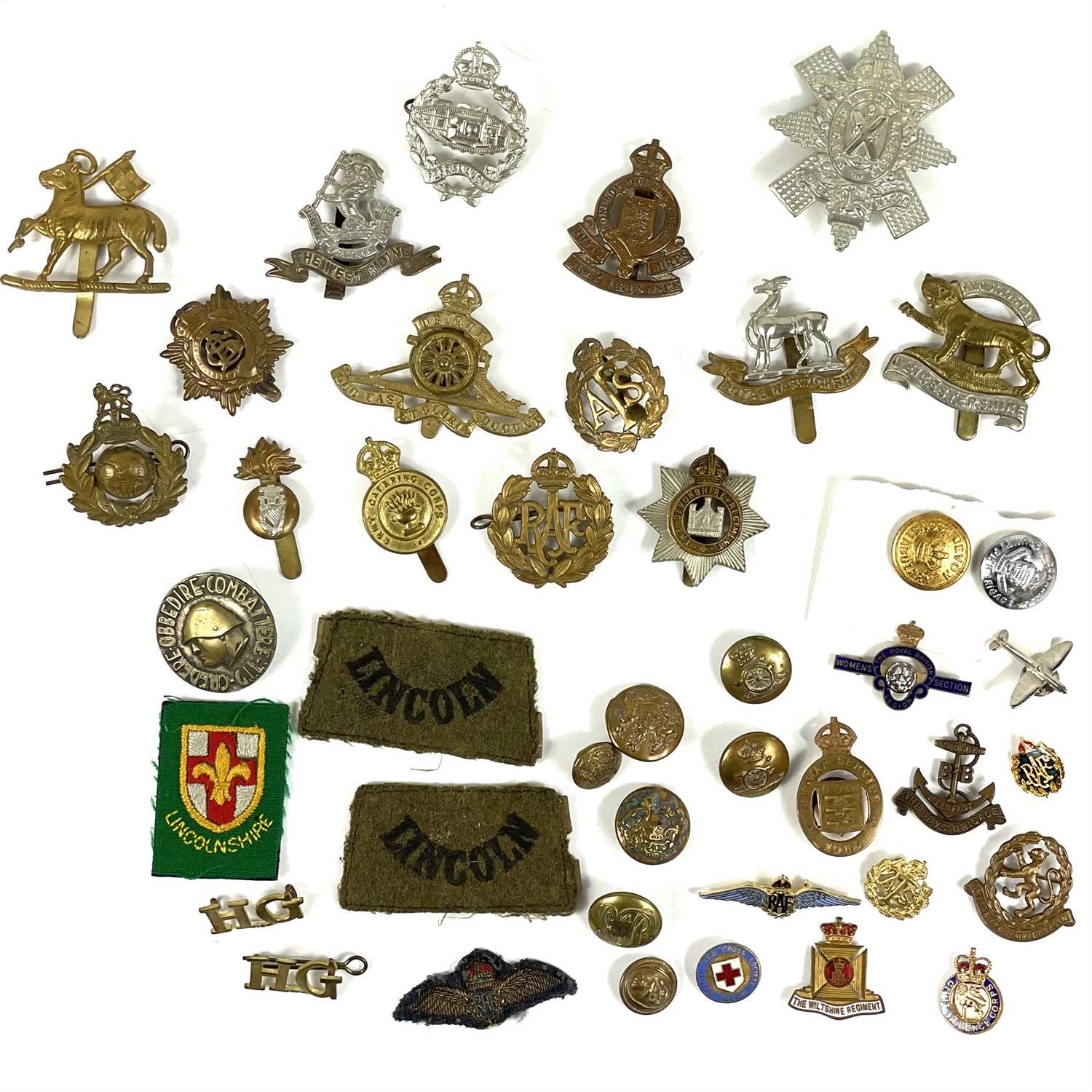 Lot 207 - Military badges, buttons etc.