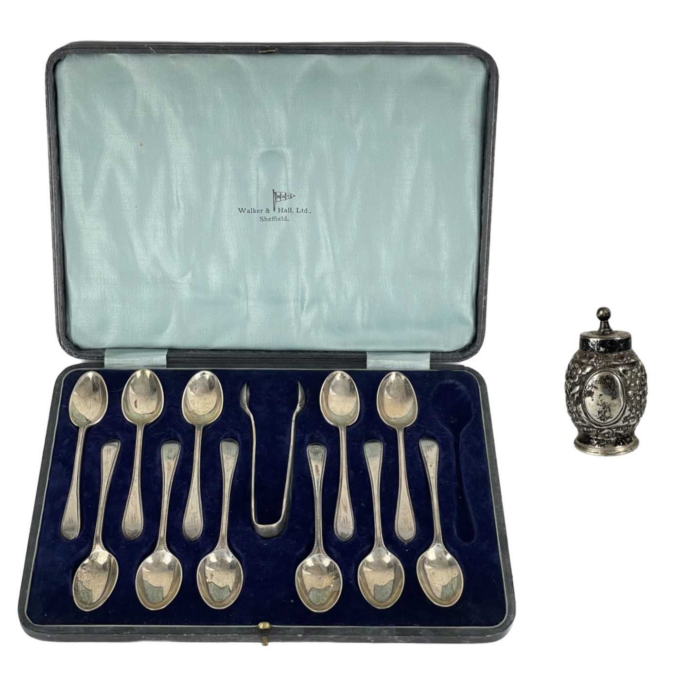 Lot 11 - A George V silver teaspoon set for eleven