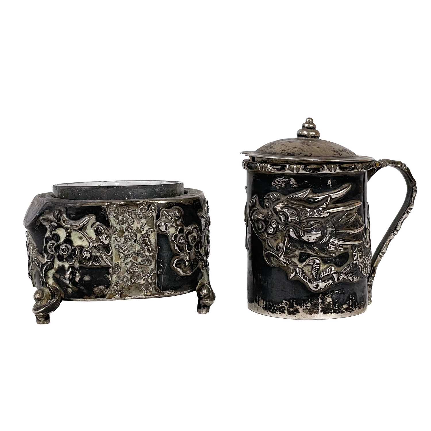 Lot 453 - A Chinese export silver condiment pot and