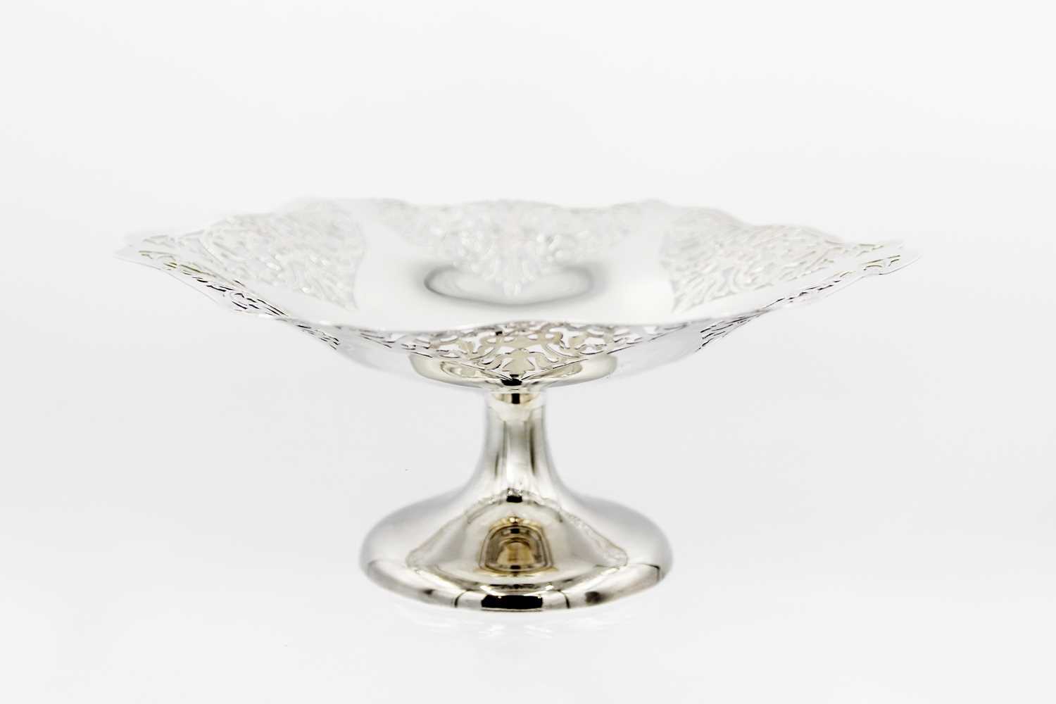 Lot 102 - A George VI silver pedestal cake or fruit