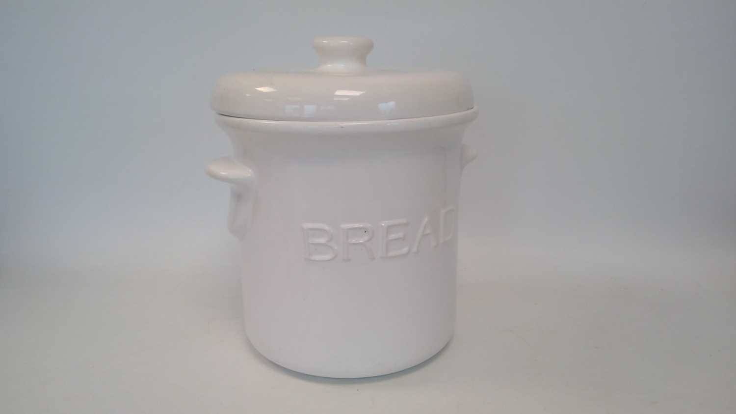 Lot 59 - A white ceramic bread crock with lid, 28ccm