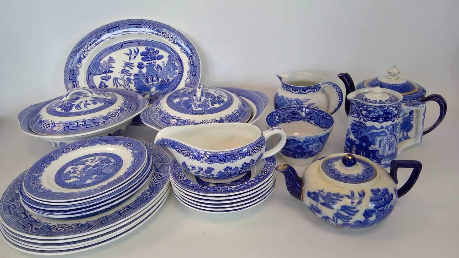Lot 91 - A large collection of Willow pattern china,