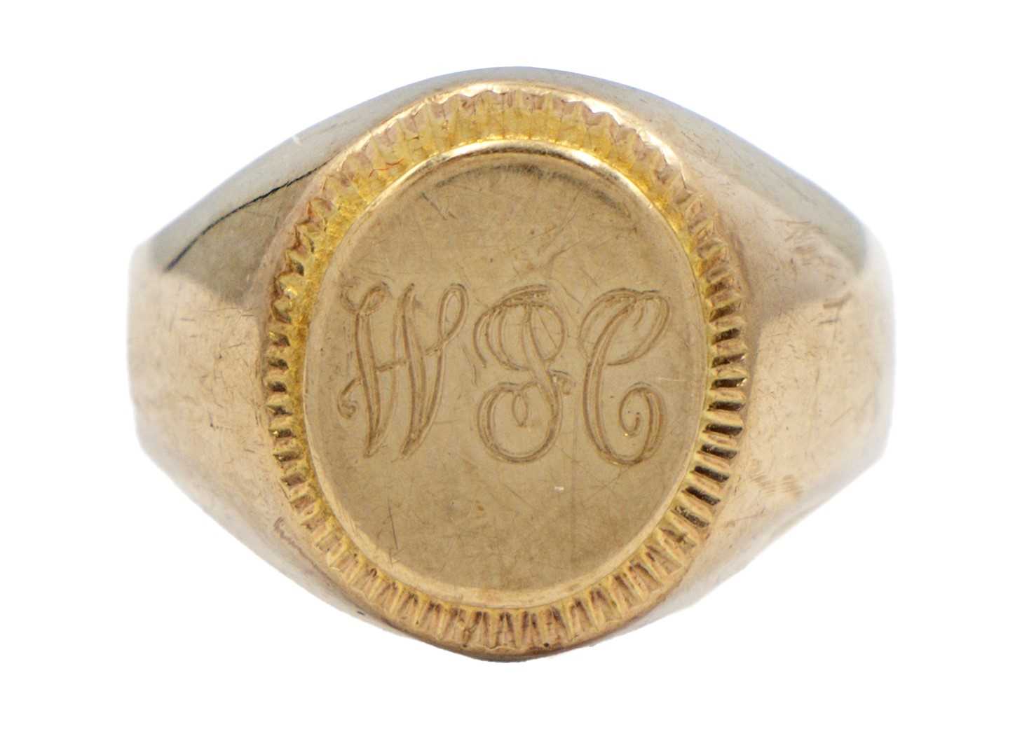 Lot 109 - A 9ct gentleman's signet ring.