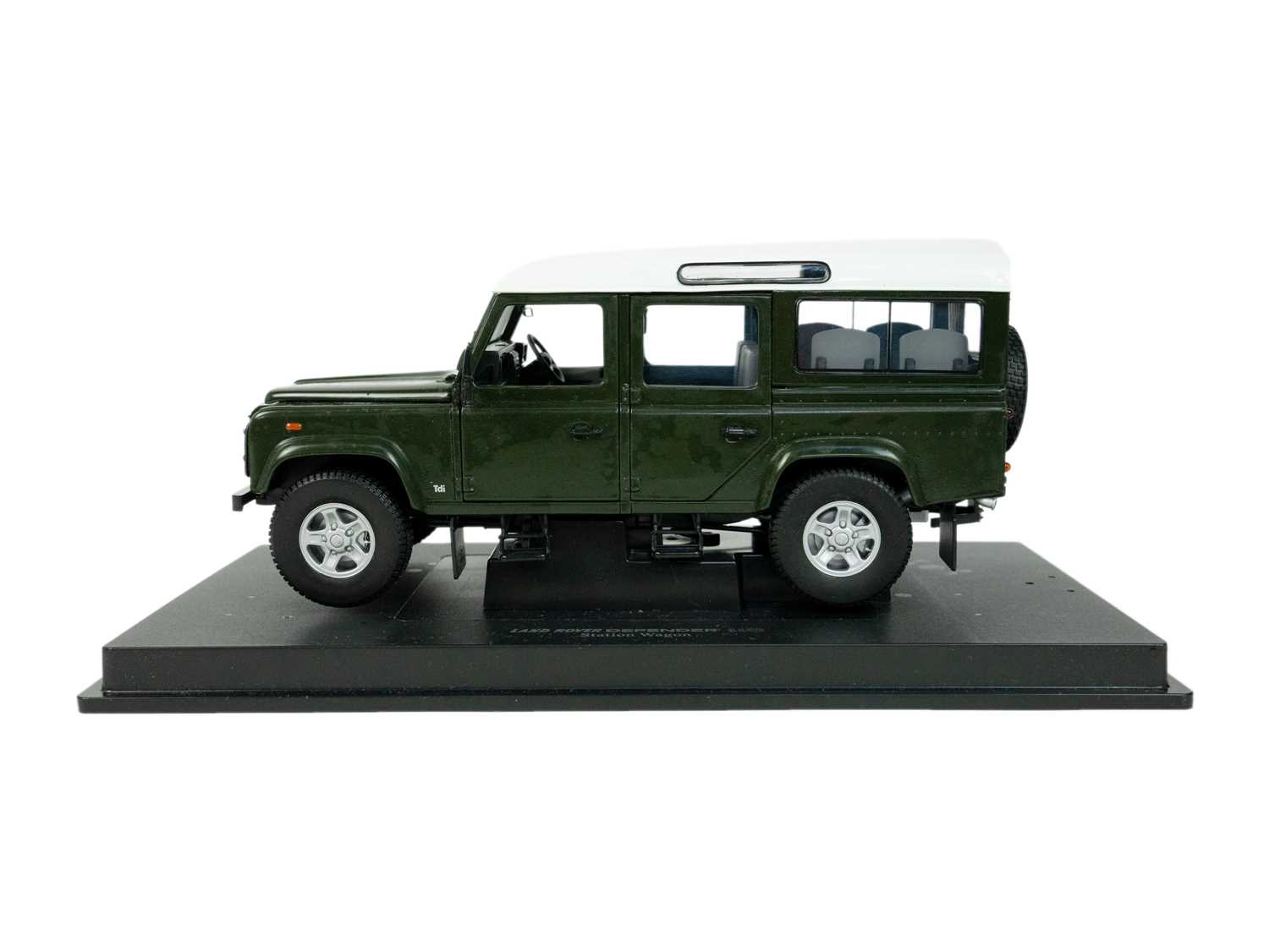Lot 823 - Universal Hobbies Land Rover 1:18 scale