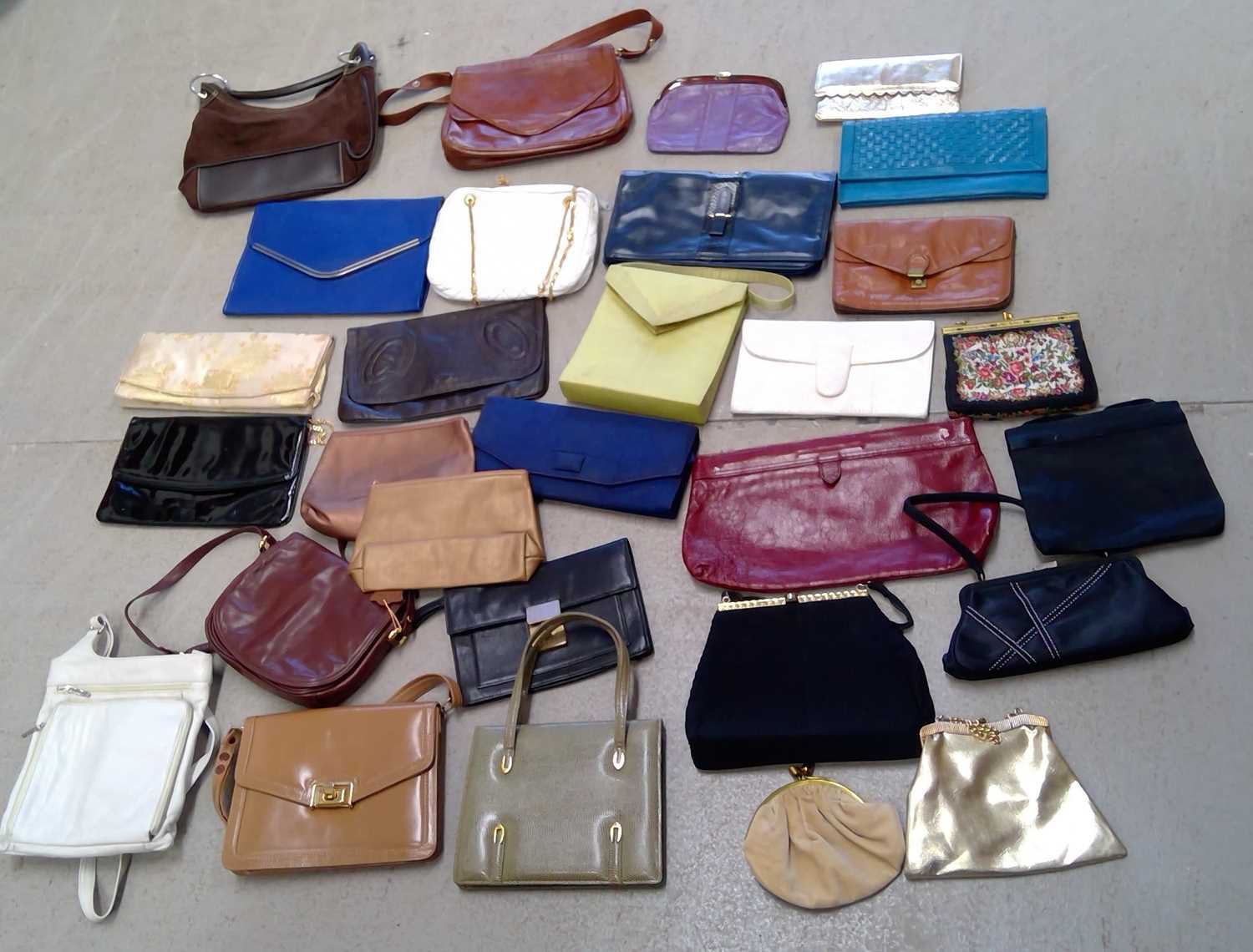 Lot 178 - A collection of vintage handbags and