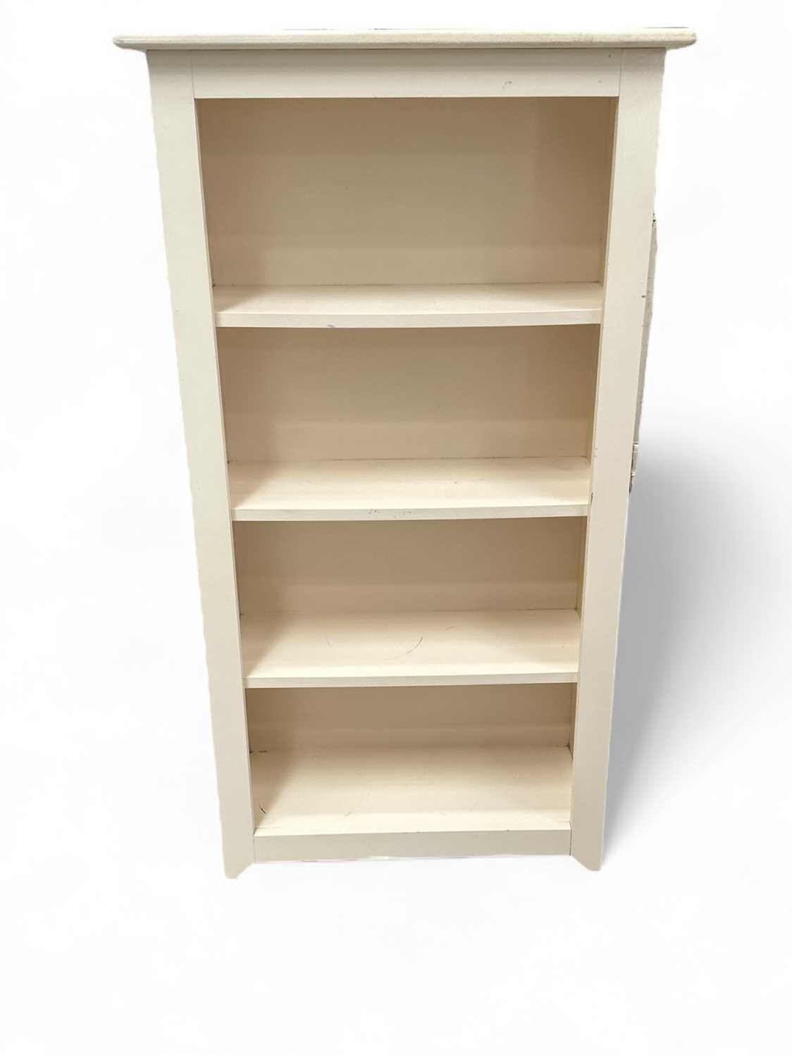 Lot 77 - A modern painted MDF bookcase, 122x62x20cm.