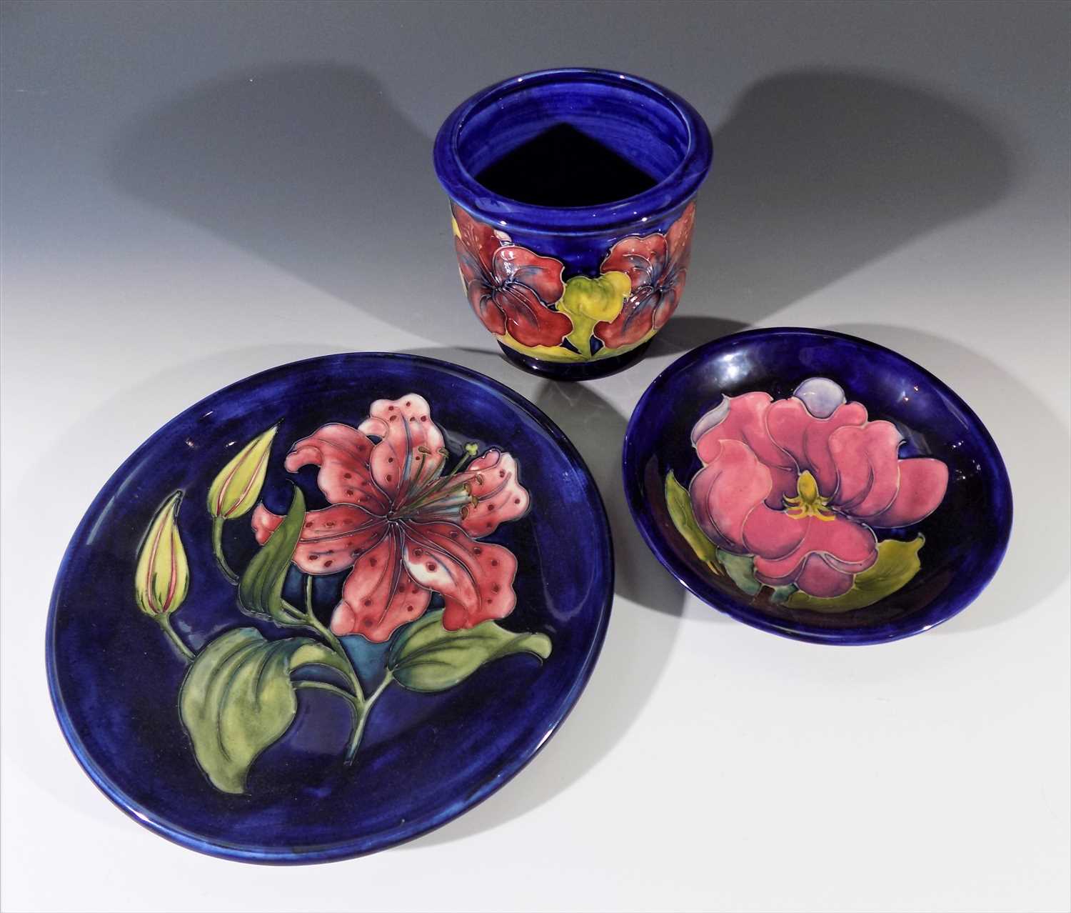 Lot 1001 - A Moorcroft 'Bermuda Lily' pattern plate,
