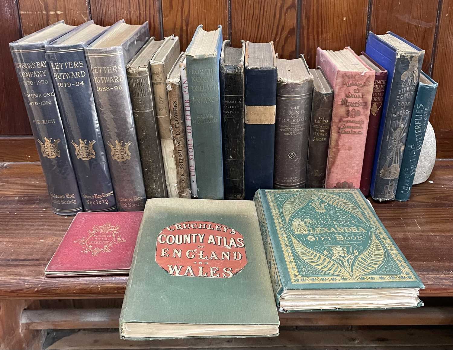 Lot 83 - A fine collection of illustrated books