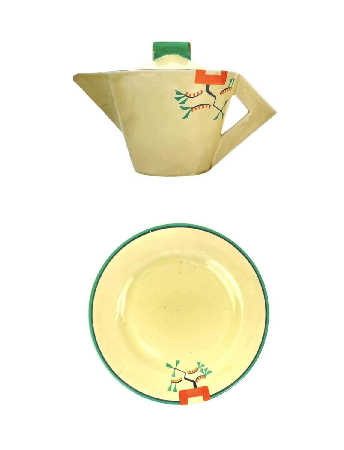 Lot 624 - A Clarice Cliff Ravel pattern Daffodil shape