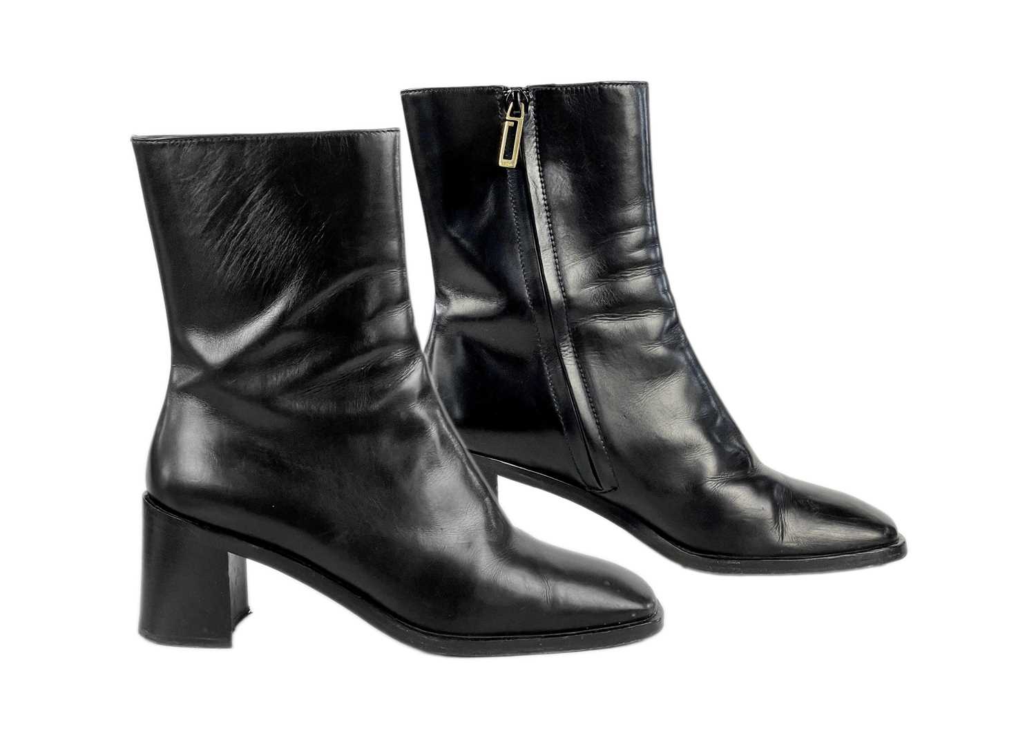 Lot 333 - GUCCI - A pair of ladies black leather ankle