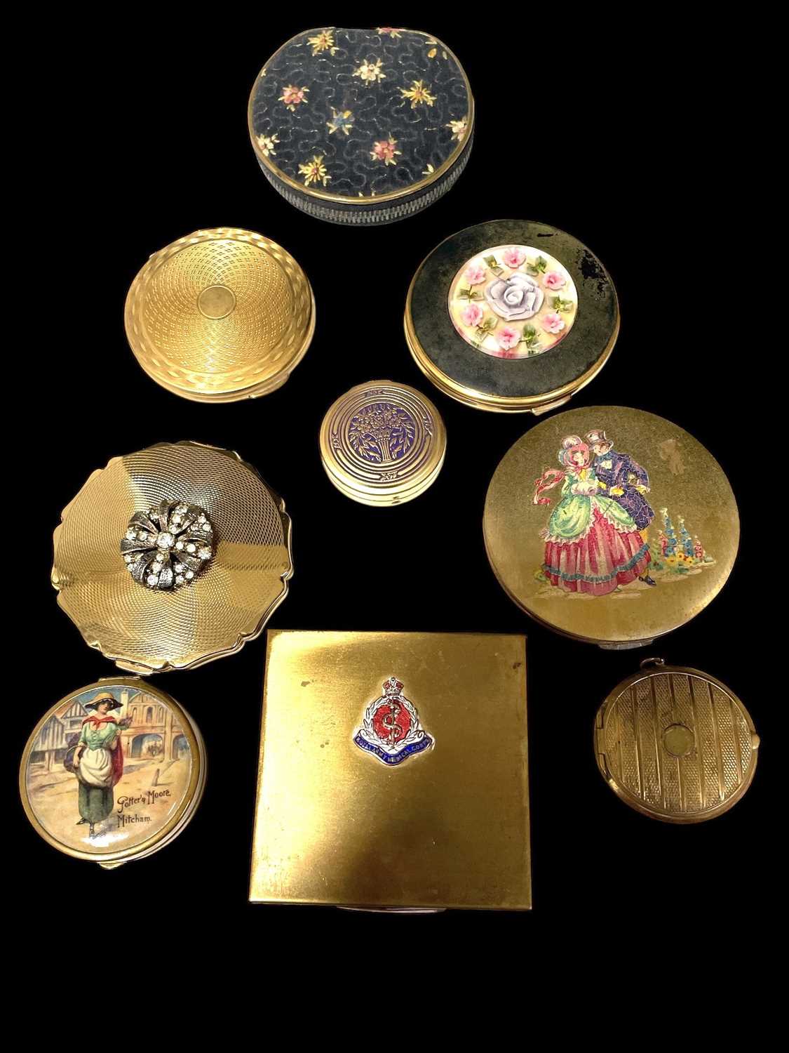 Lot 58 - A small collection of powder compacts