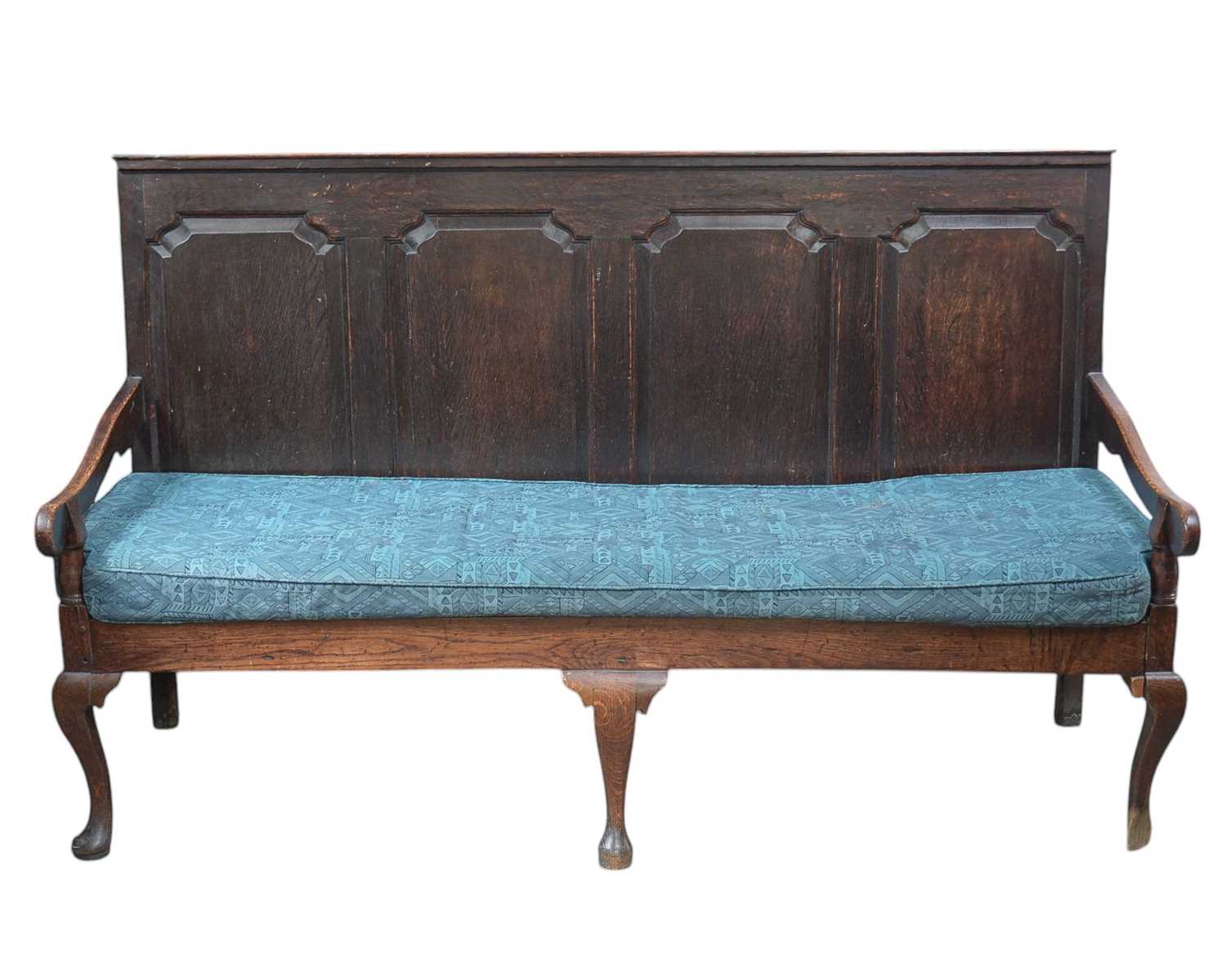 Lot 444 - An oak settle with a quadruple fielded panel
