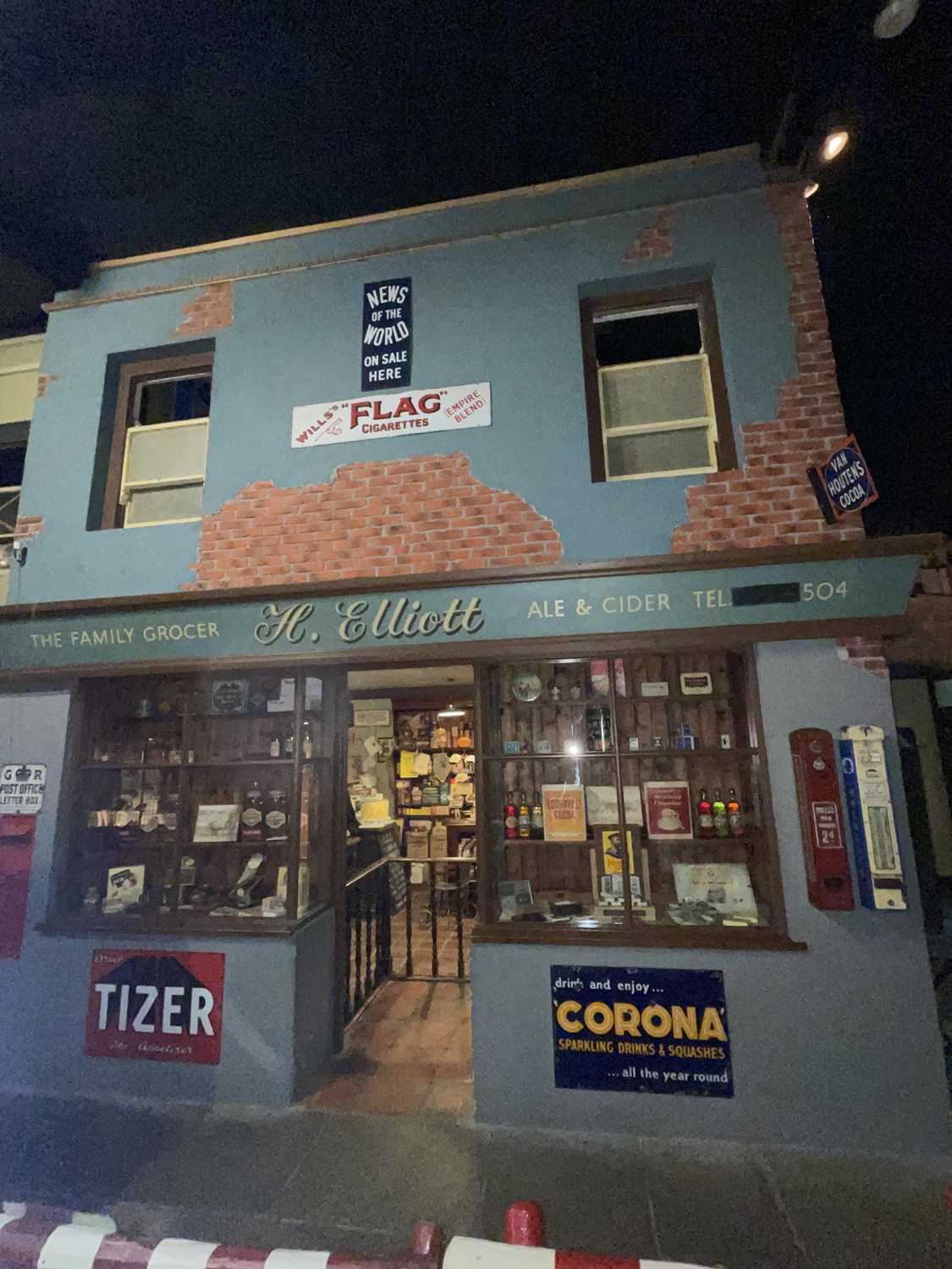 Lot 1372 - H.Elliott Grocer complete building.