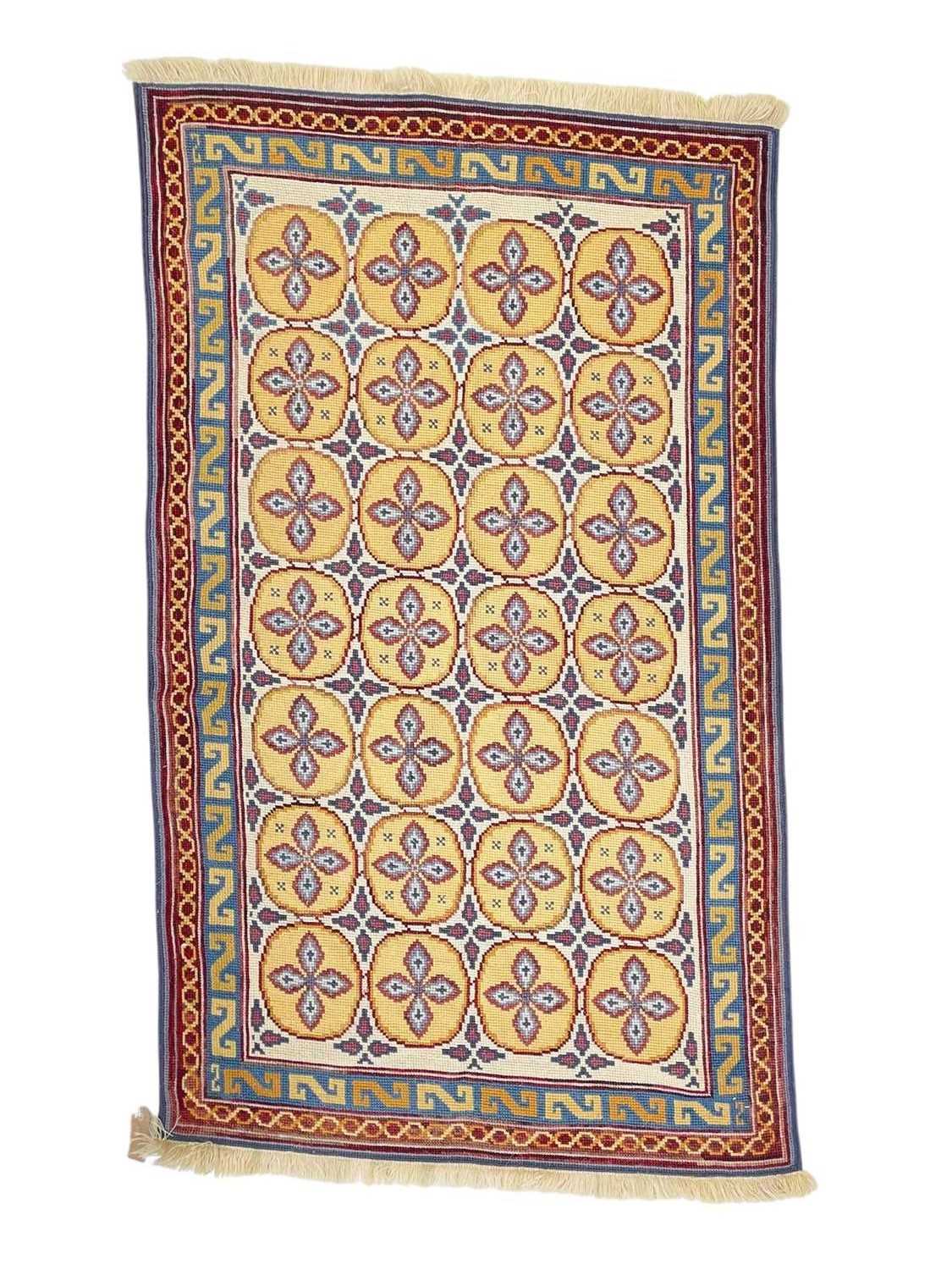 Lot 638 - A rug.