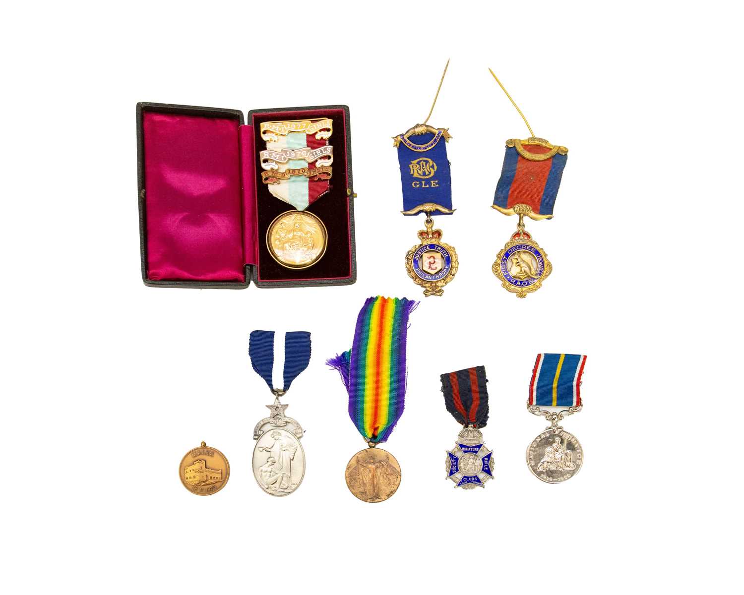 Lot 558 - A small collection of jewels and medallions.