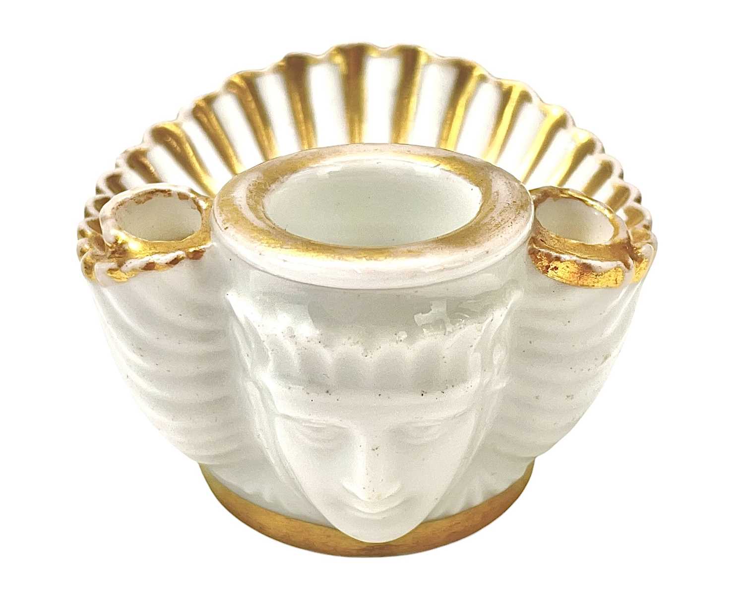 Lot 345 - An English porcelain shell-shaped