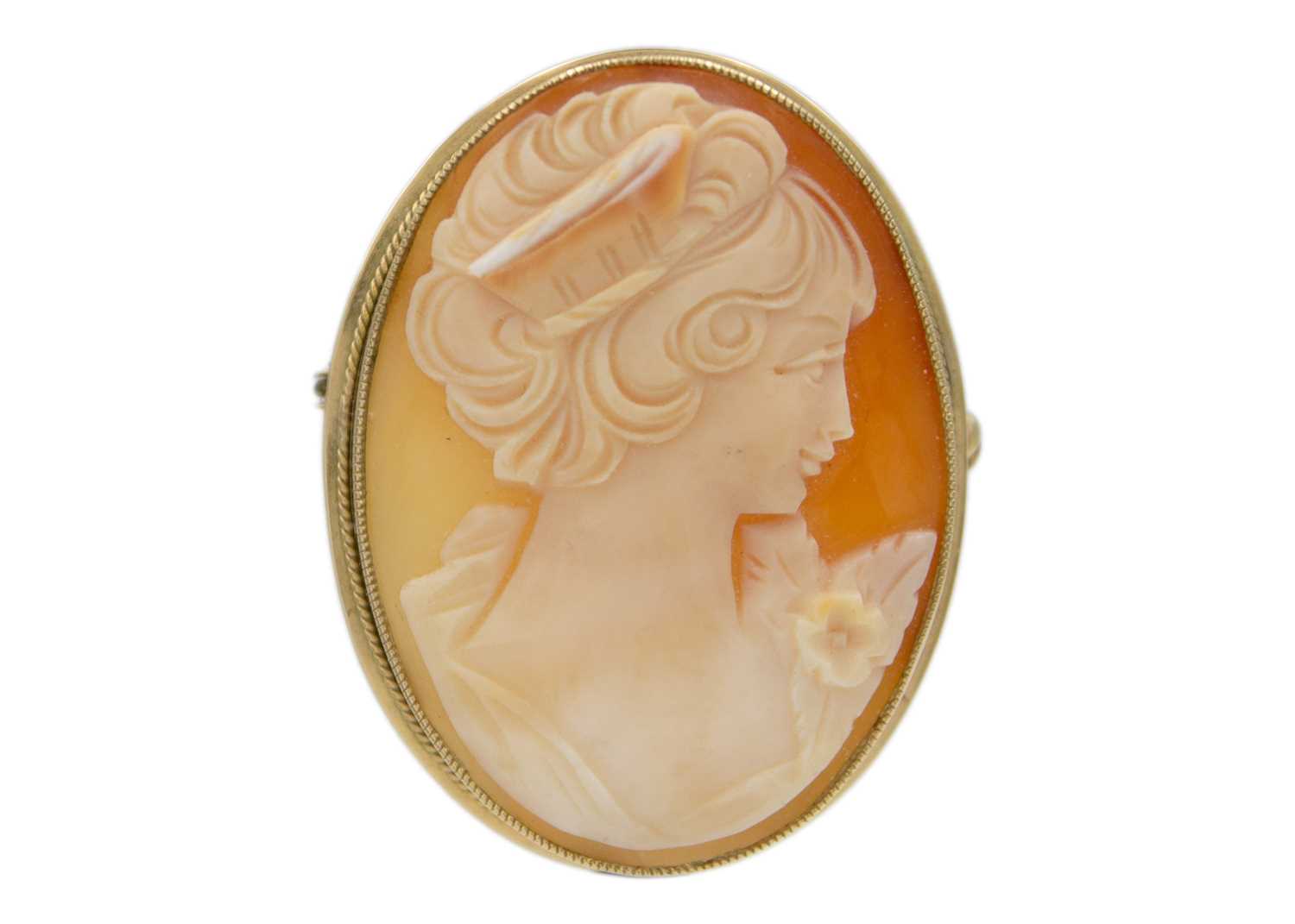 Lot 123 - A 9k gold-framed shell cameo.