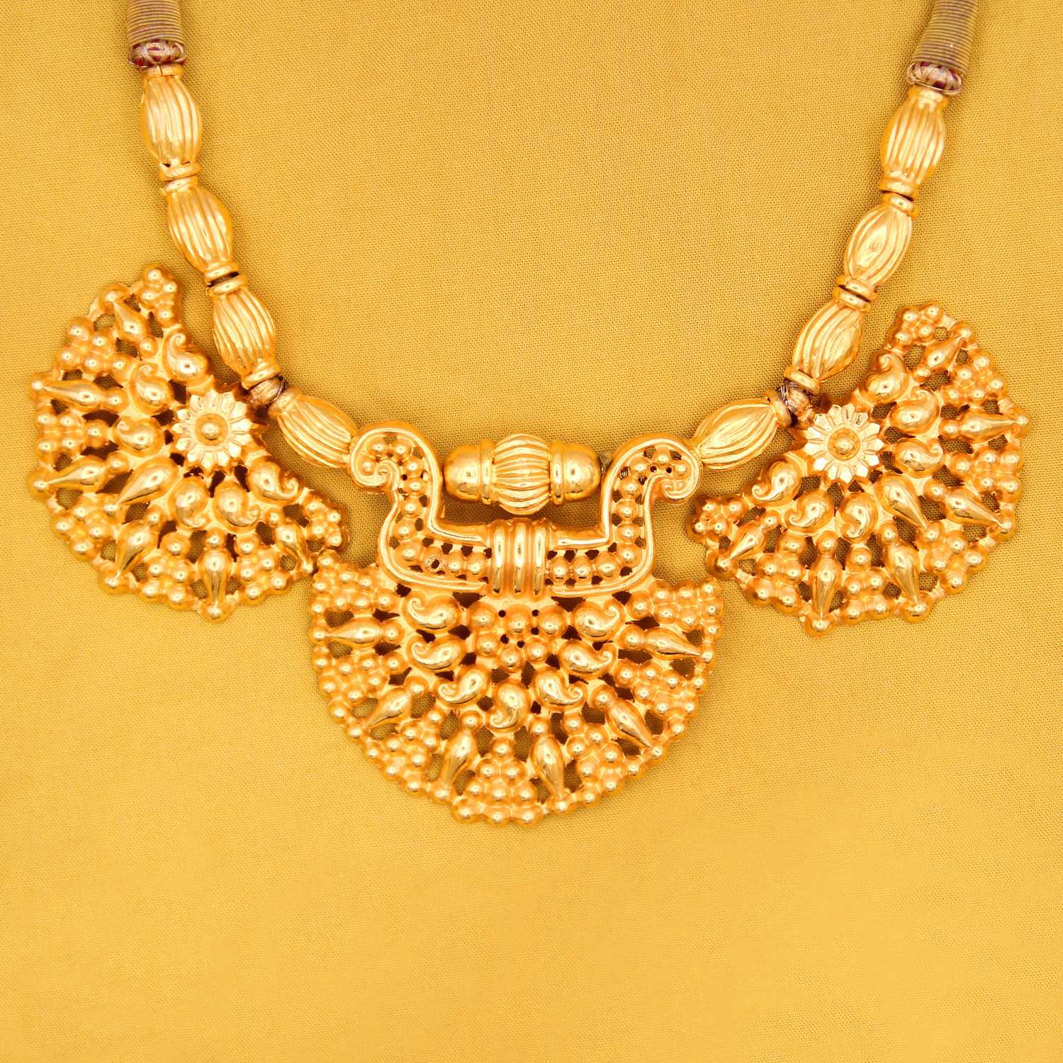 Lot 35 - A traditional Indian 22k stamped gold Pankhi