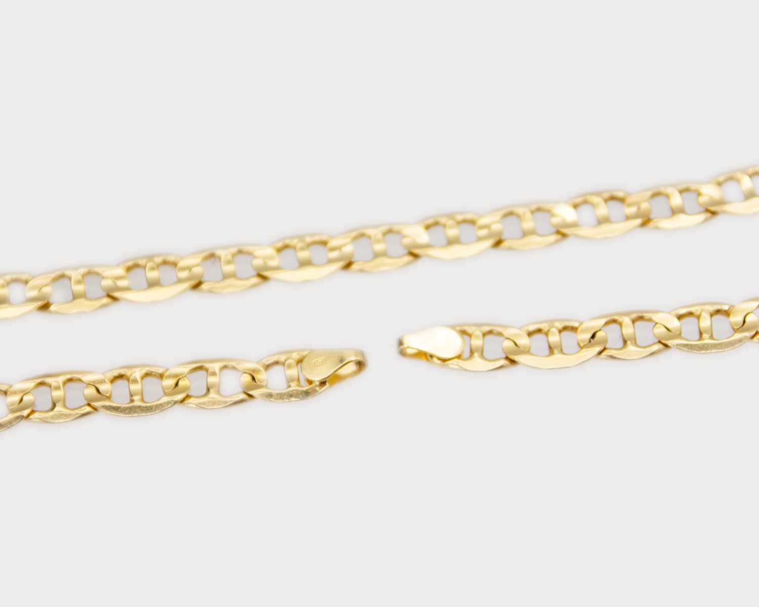 Lot 178 - An 18k gold mariner link 21" neck chain.