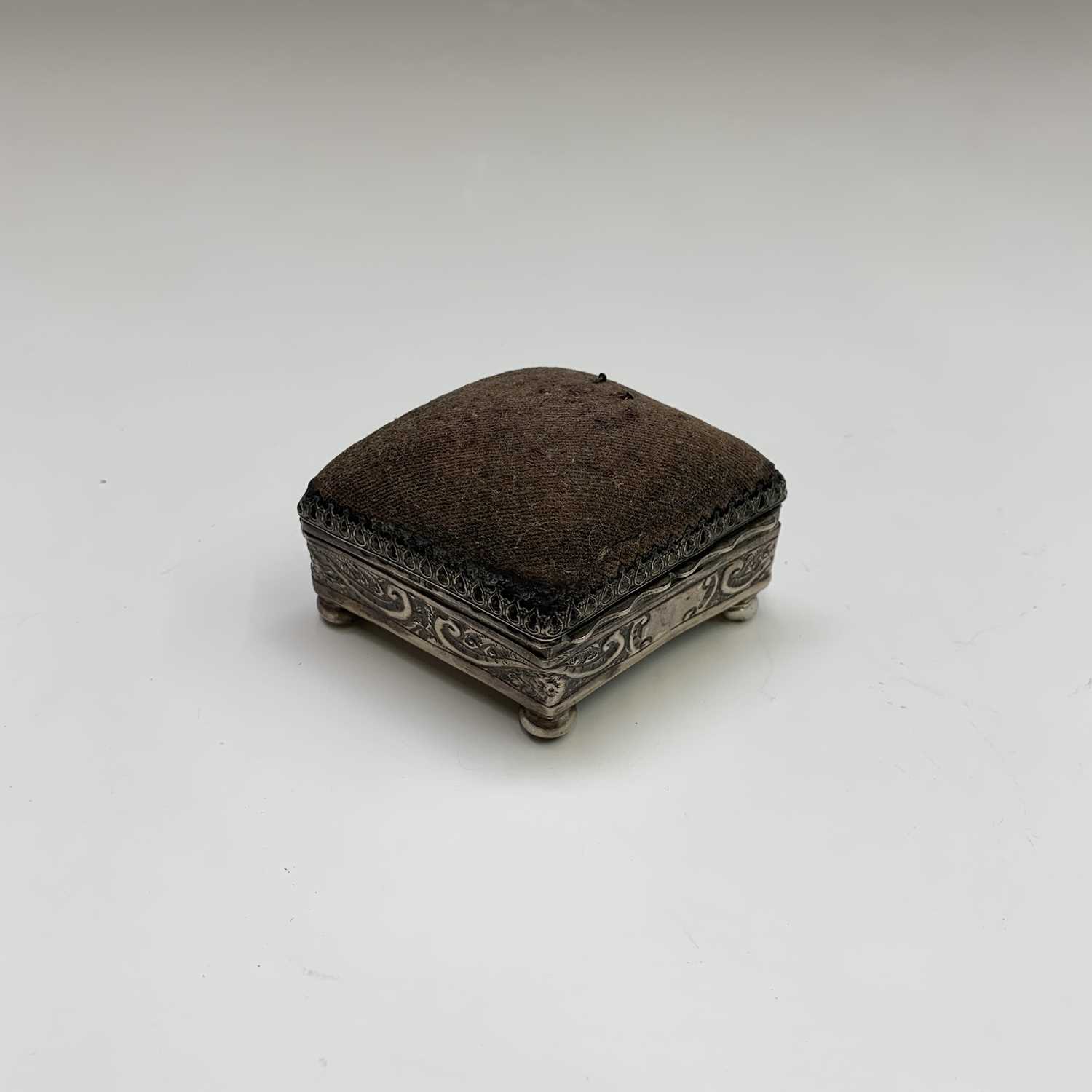 Lot 2483 - An Edwardian silver ring box of lozenge