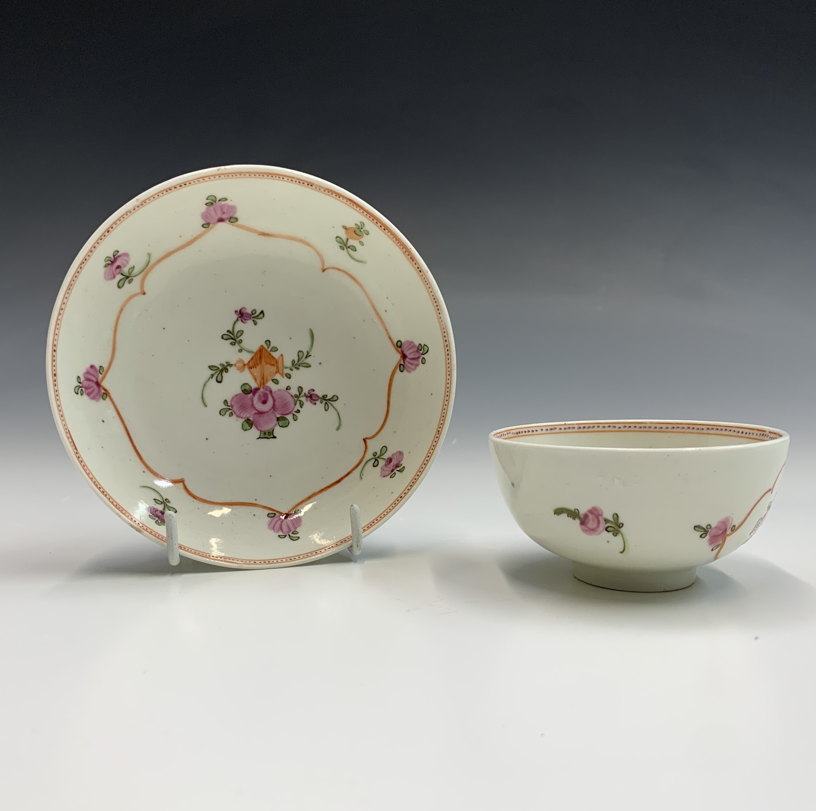 Lot 852 - A late 18th century Lowestoft porcelain tea