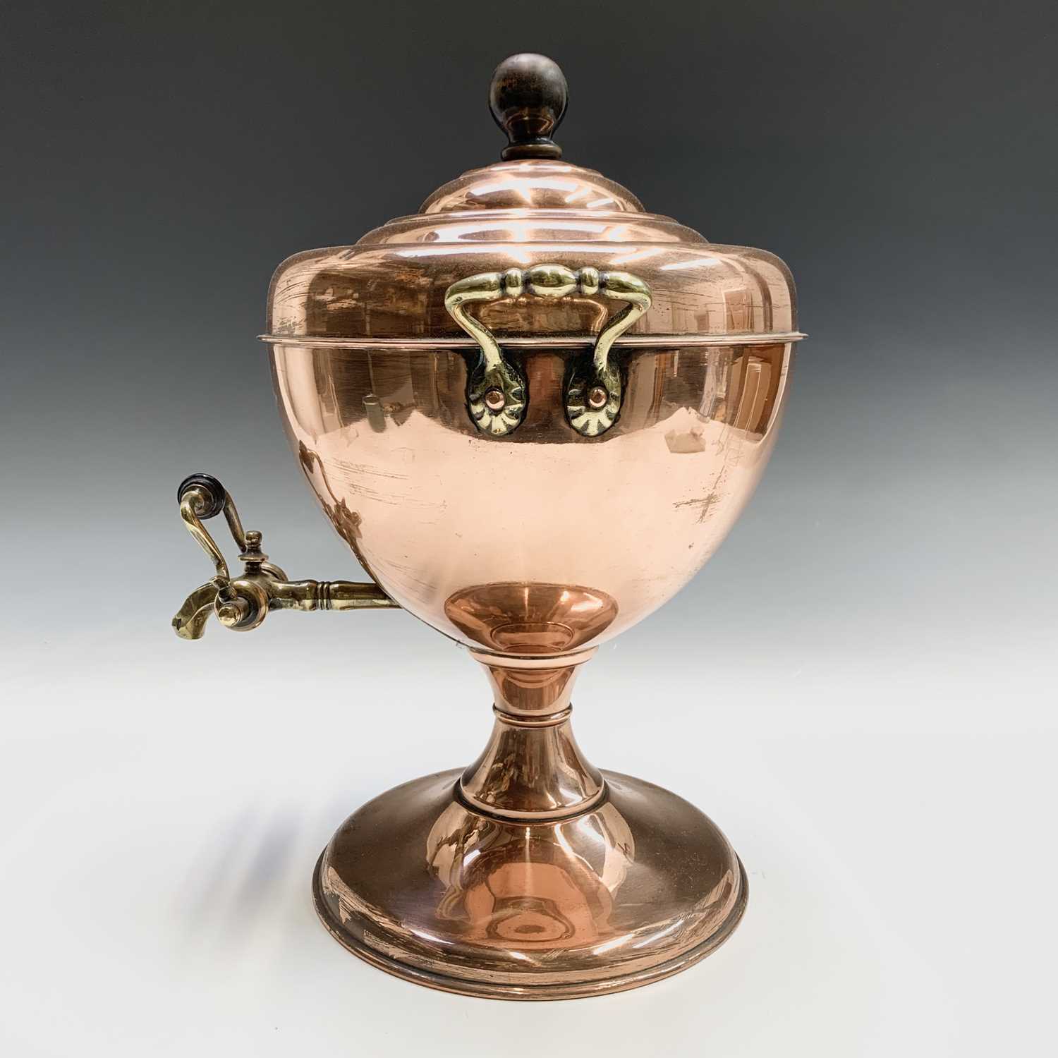 Lot 229 - An early 20th century copper tea urn, with
