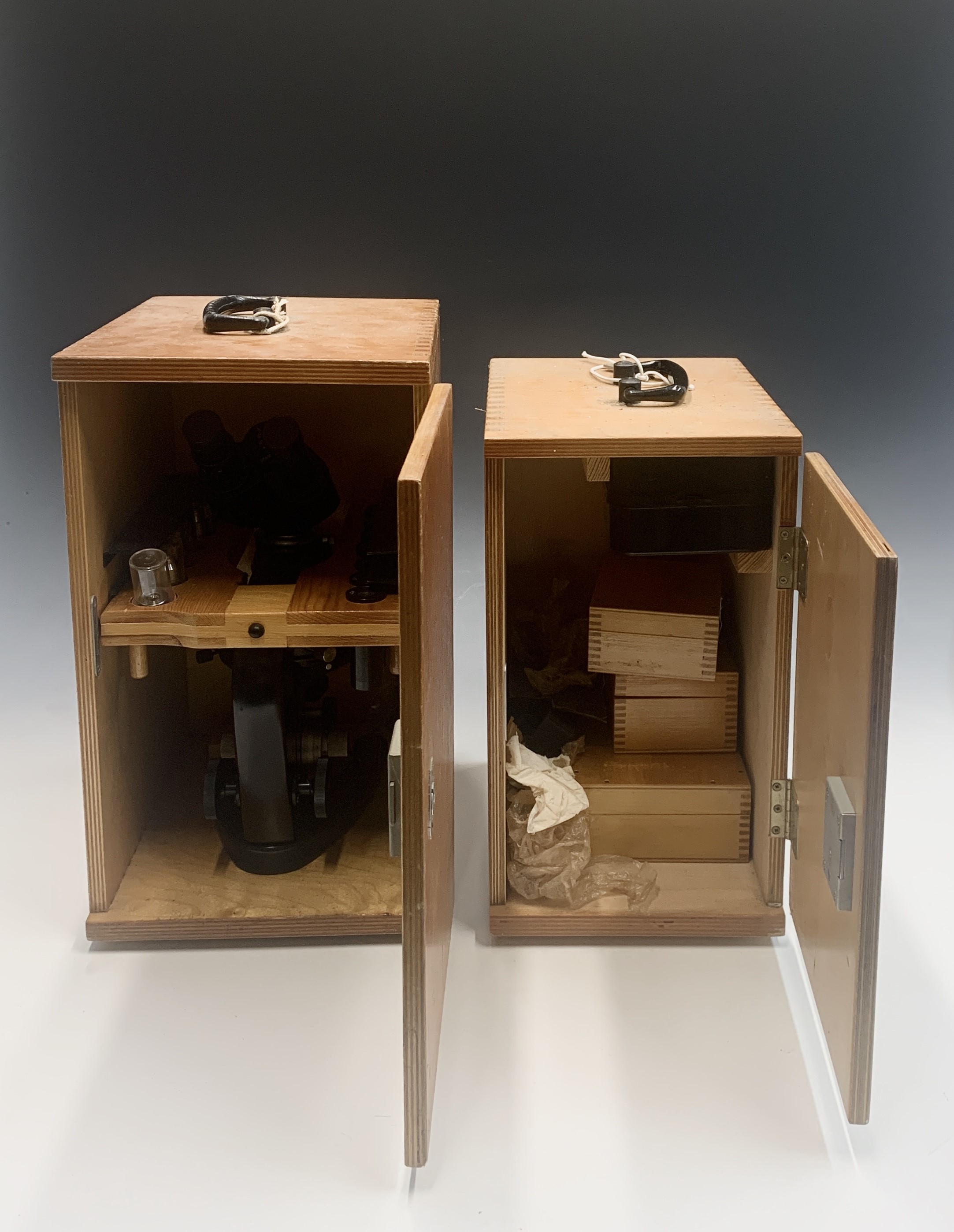 Lot 633 - A Russian OMO AY 12 microscope, with black