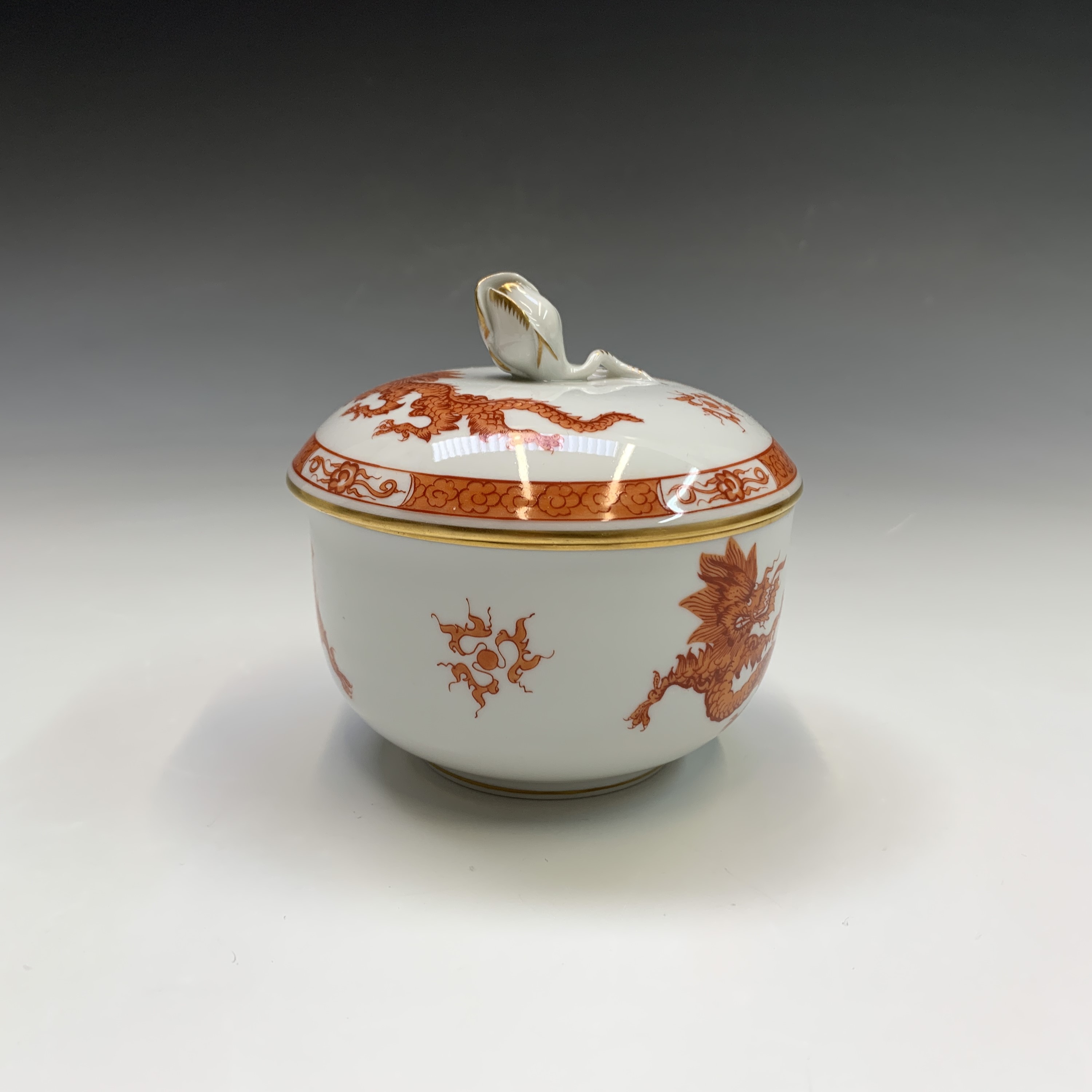 Lot 1000 - A Meissen 'Ming Dragon' pattern porcelain