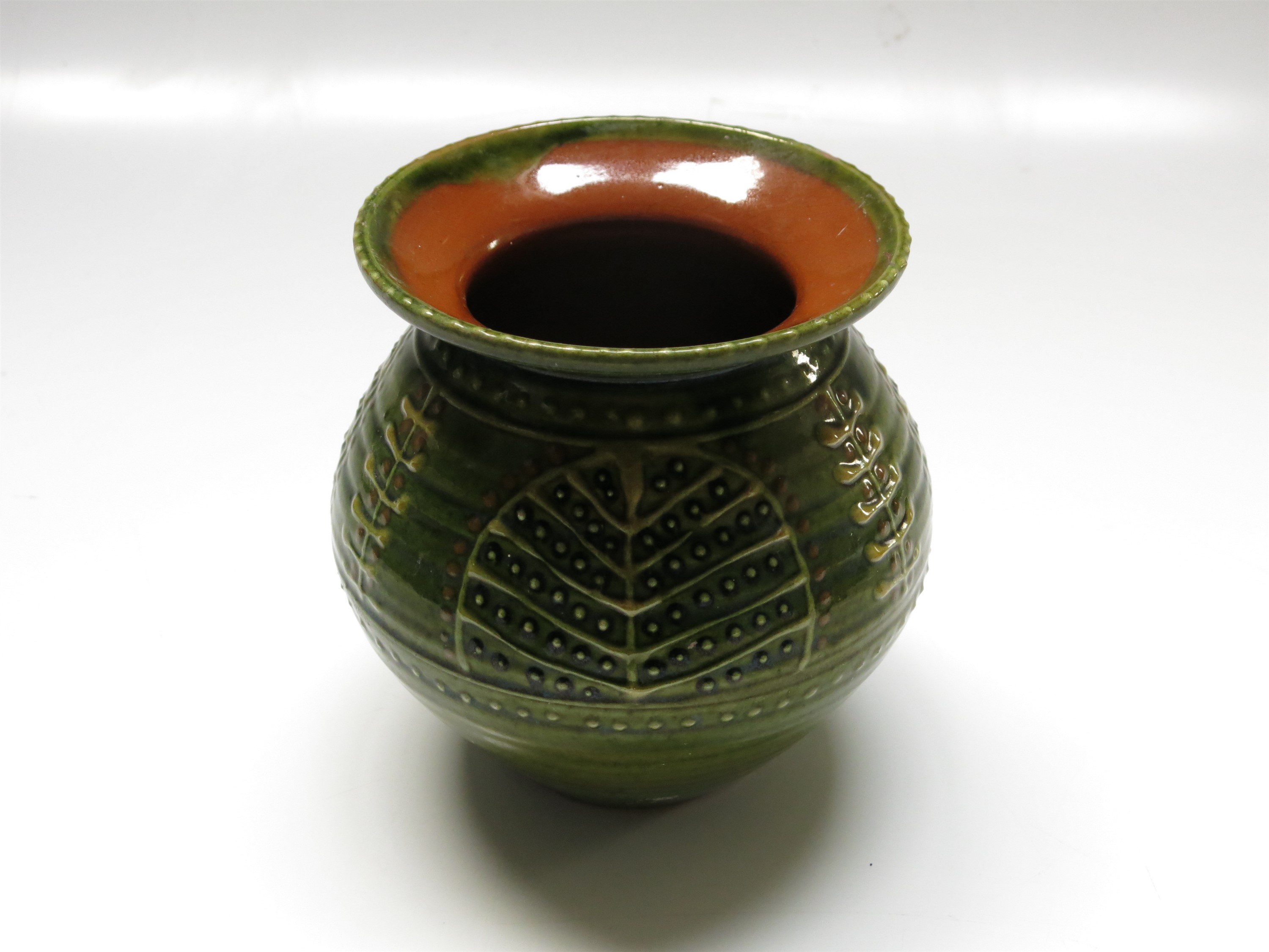 Lot 999 - A Harry Juniper (Bideford Potttery) studio