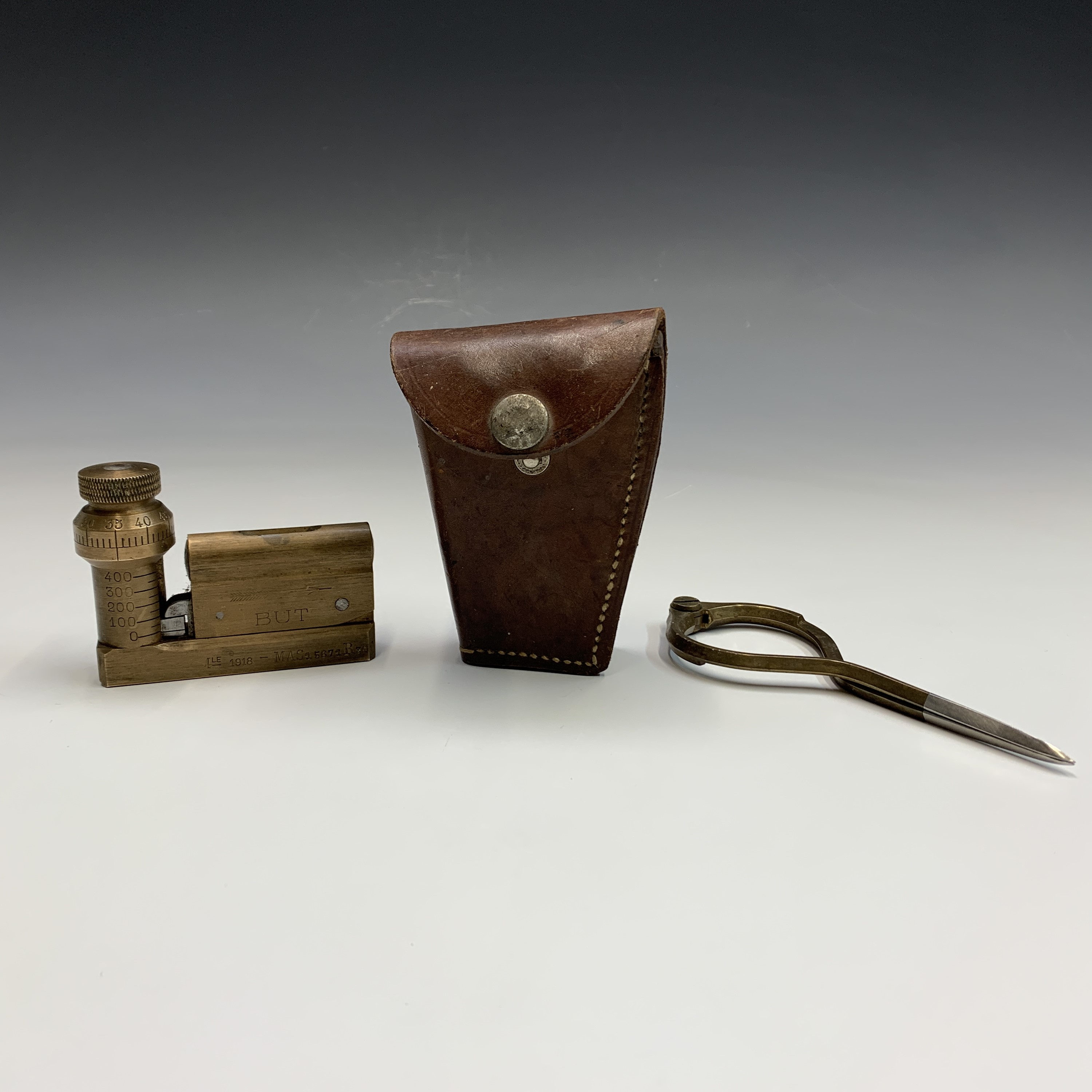 Lot 48 - A French WW1 brass machine gun clinometer,