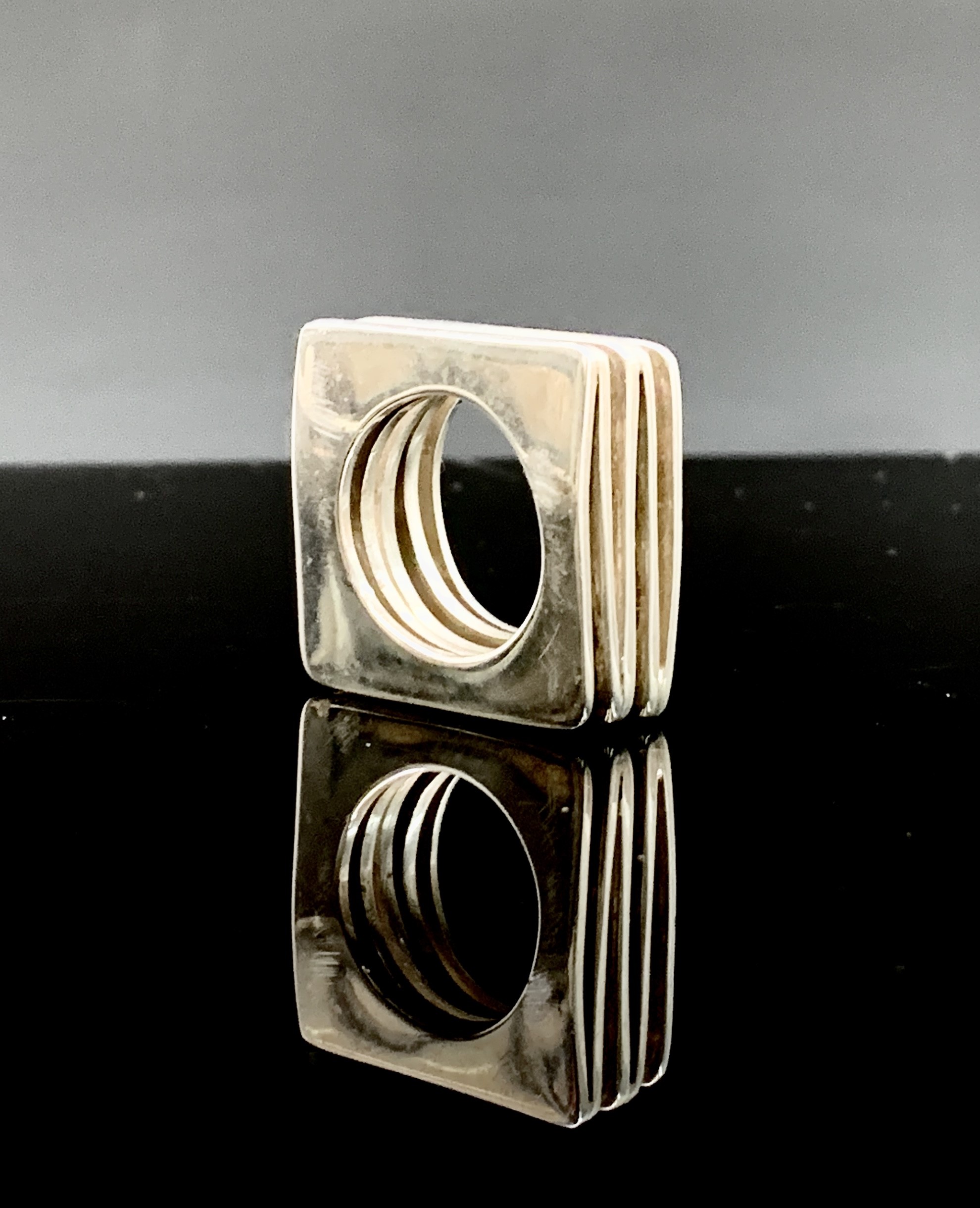 Lot 627 - A contemporary silver concertina ring 21gm