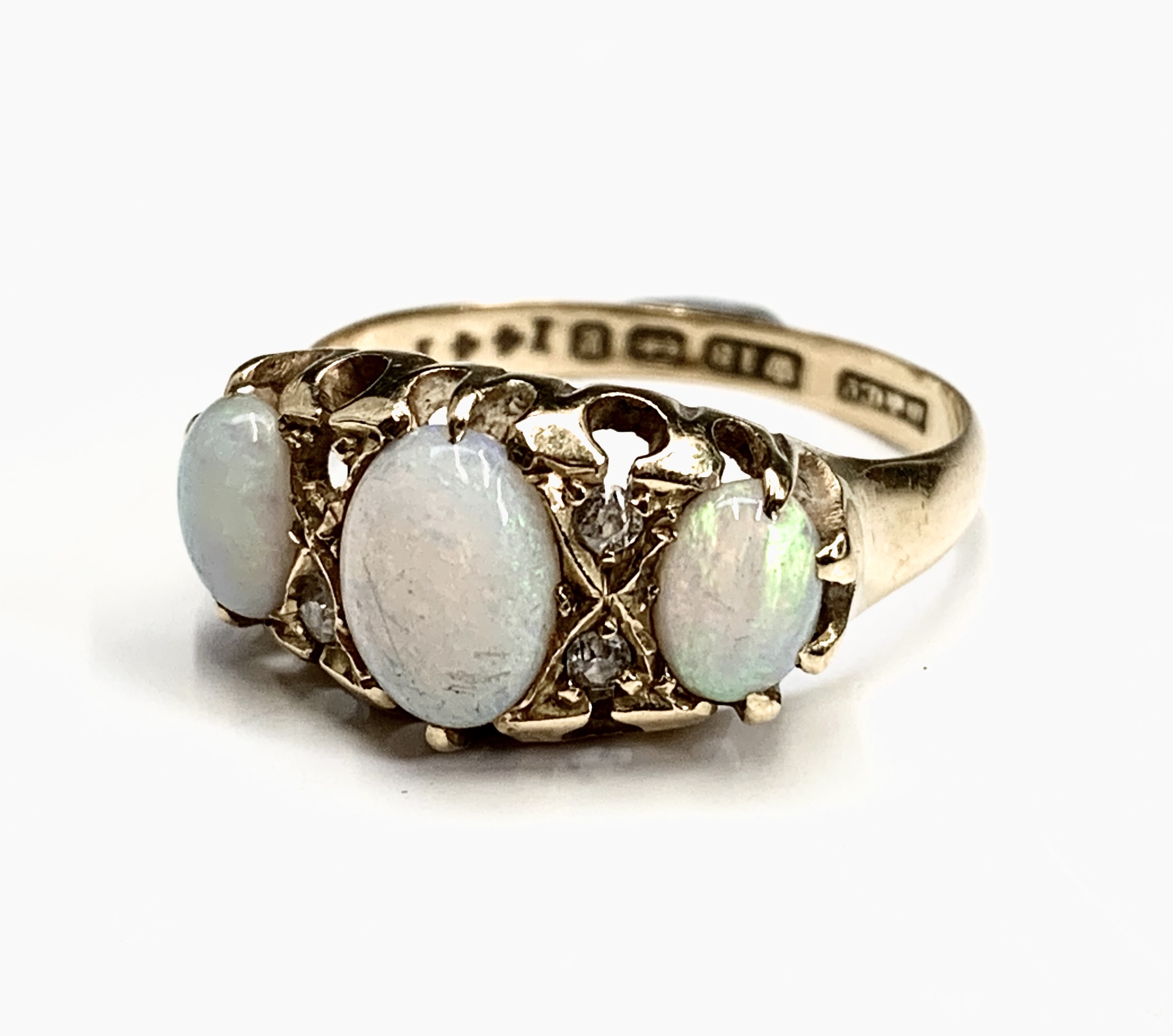 Lot 164 - A Victorian 18ct gold ring set with three