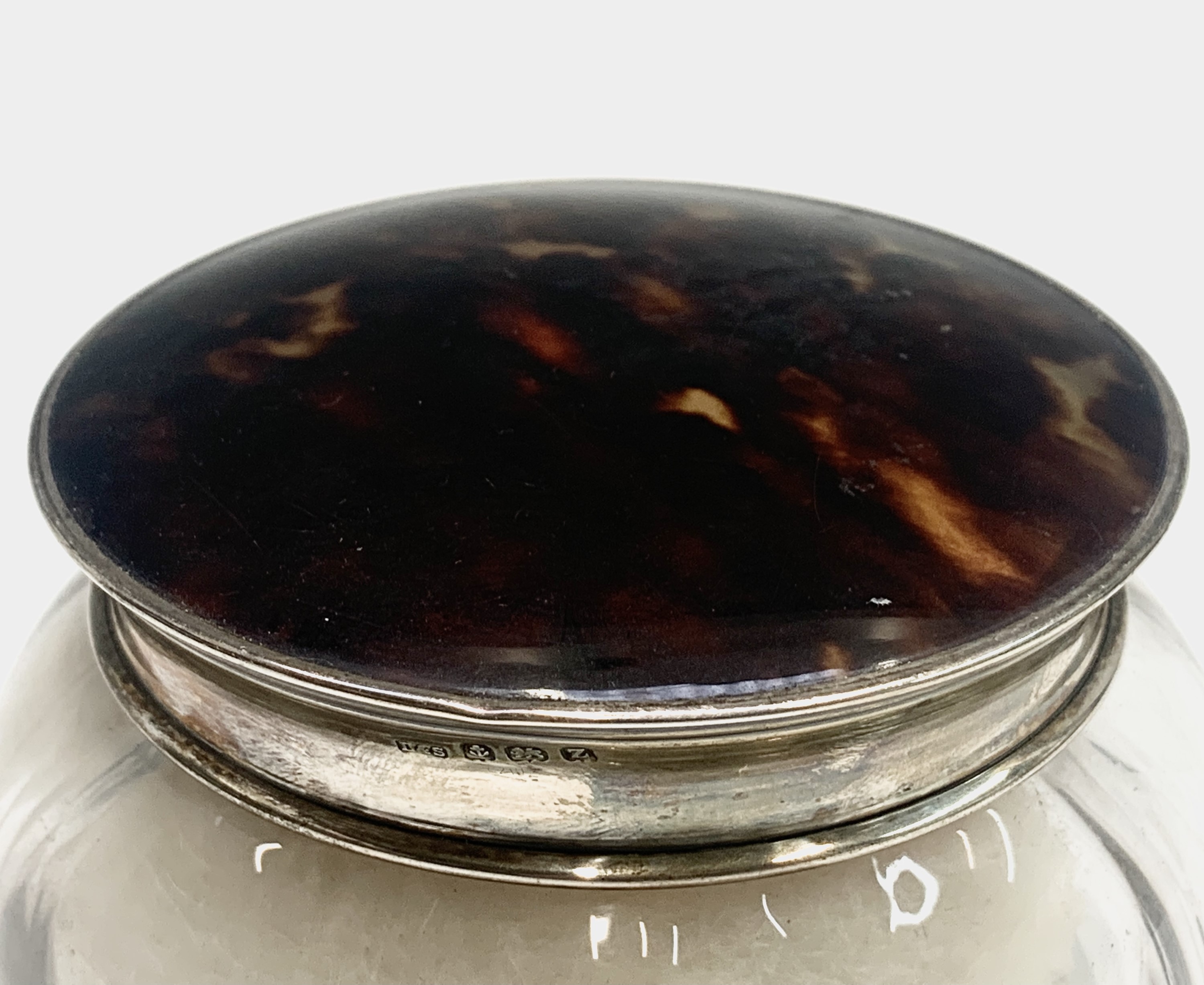 Lot 284 - A late Victorian powder puff bowl with