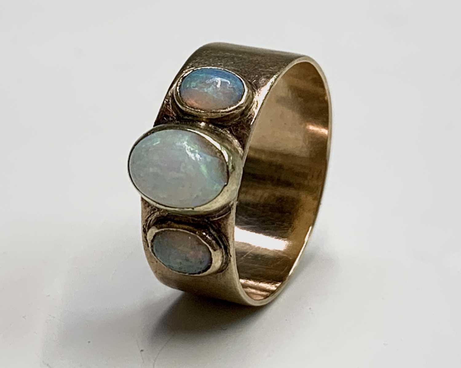 Lot 317 - An 18ct gold ring collet set with an opal
