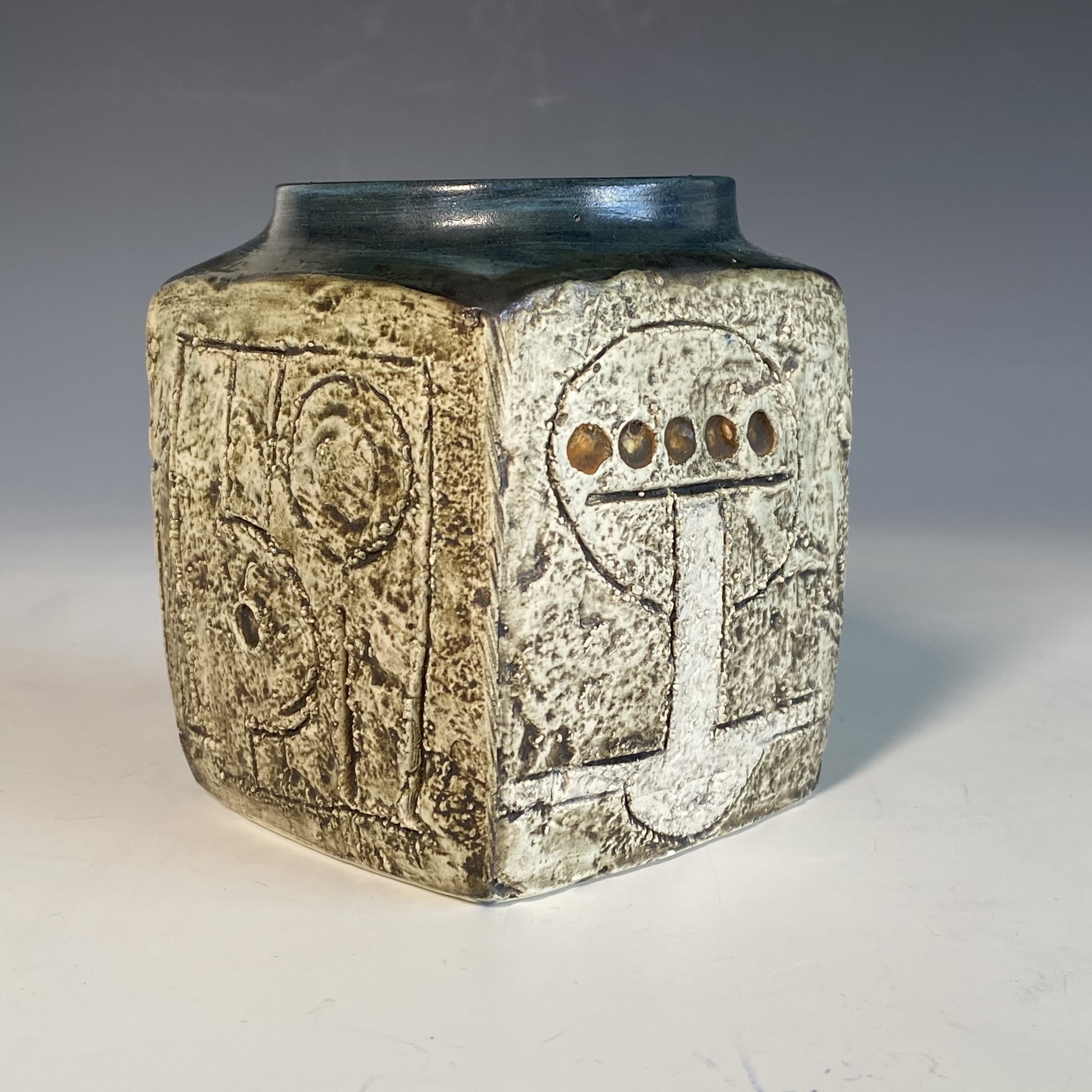 Lot 1019 - TROIKA POTTERY (1963-1983) Cuboid Pot