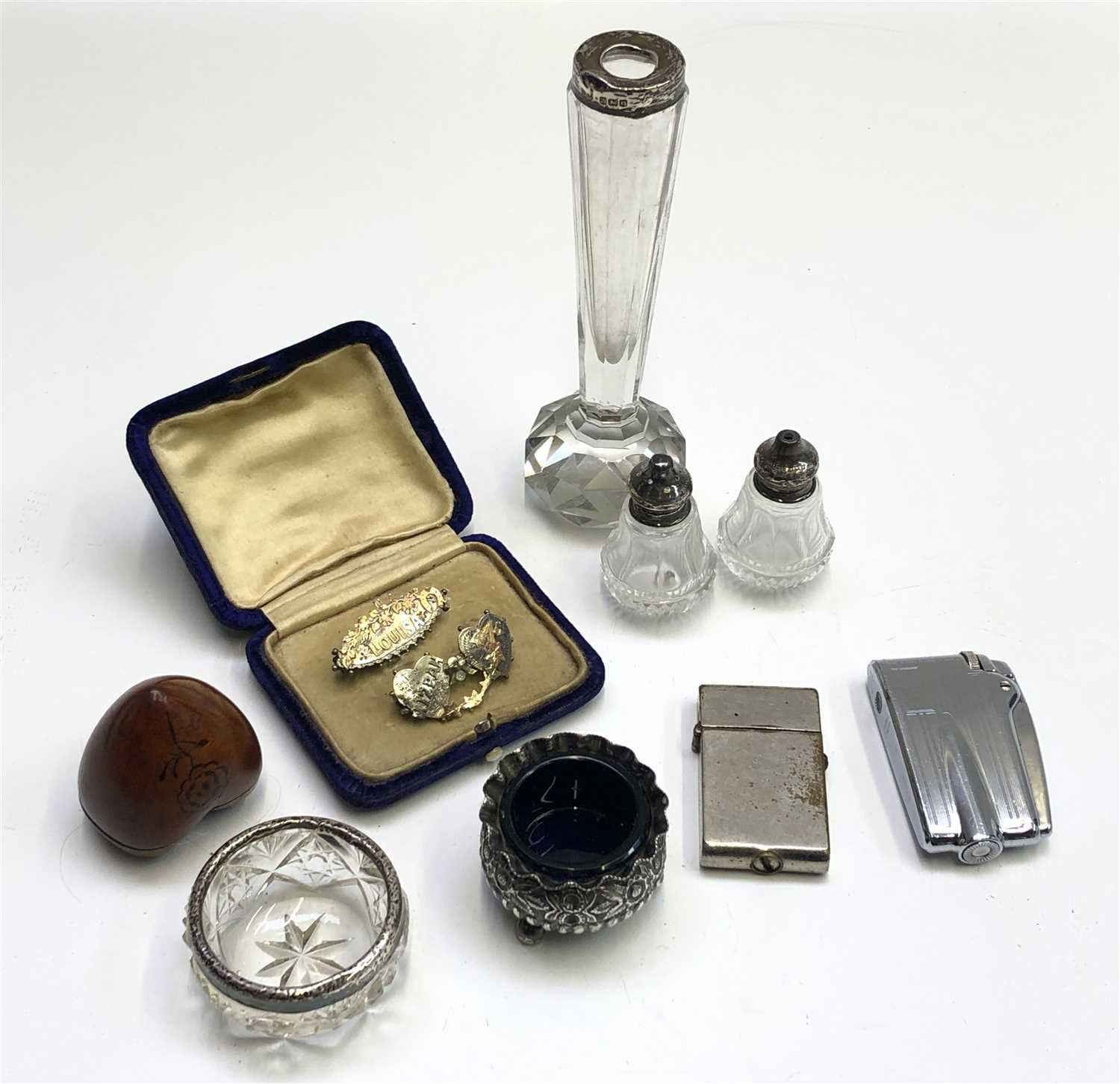 Lot 2001 - A collection of nine small decorative items