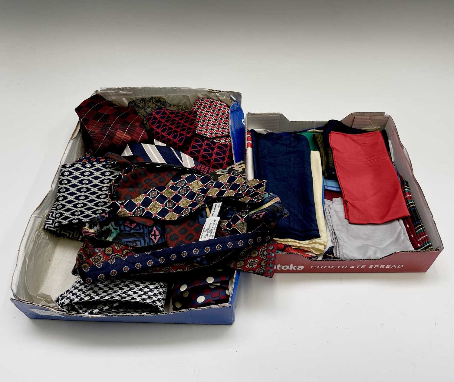 Lot 2807 - A collection of assorted silk ties