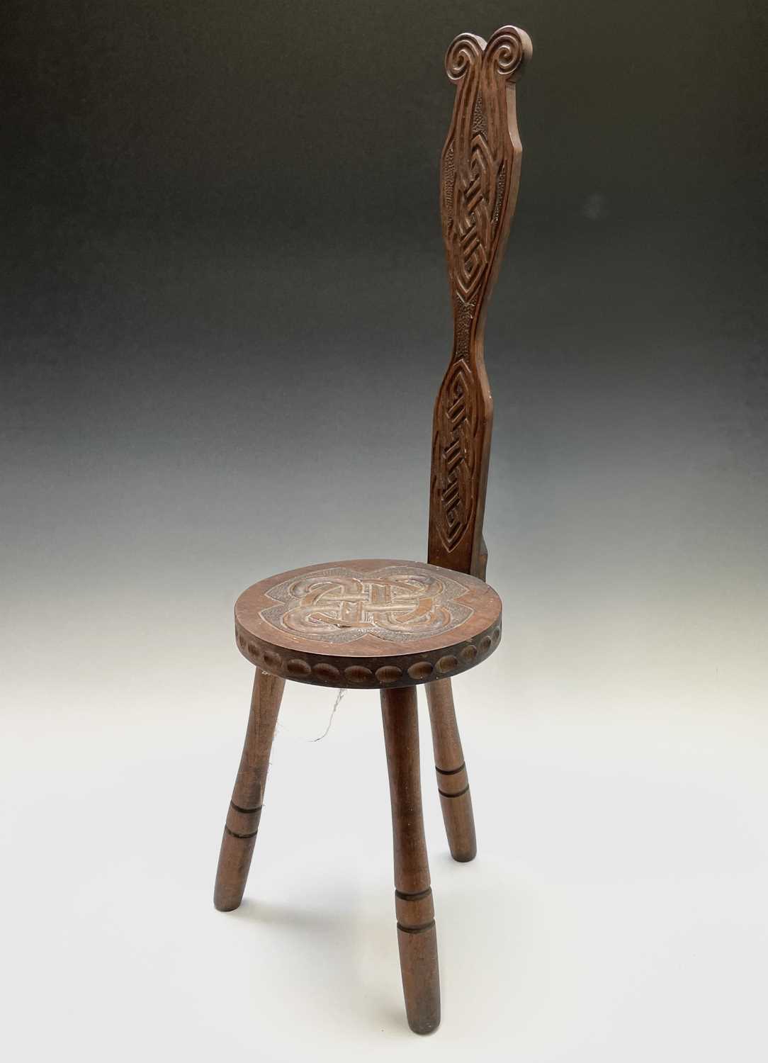 Lot 195 - An oak spinning chair by Ben Setter of