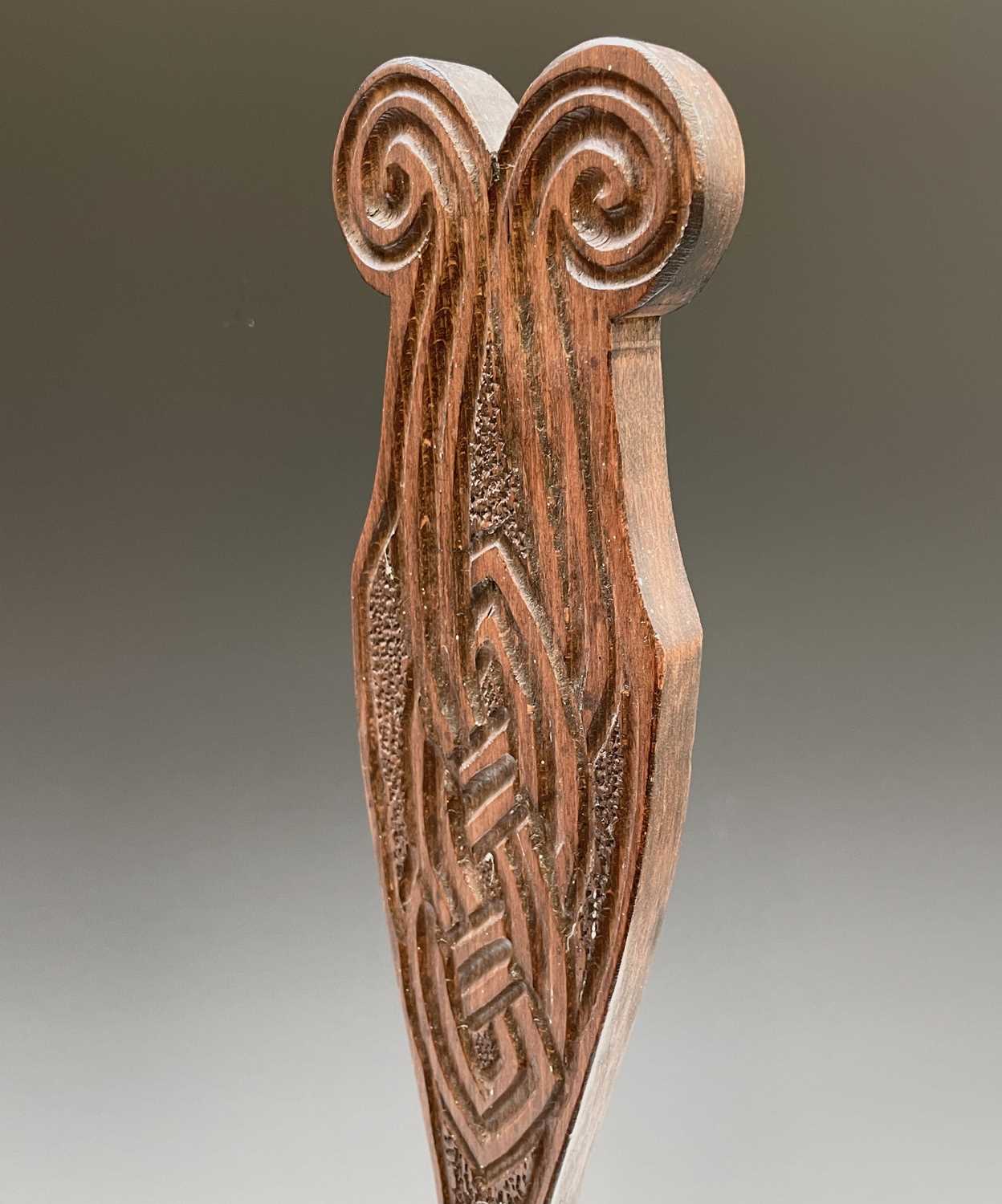 Lot 195 - An oak spinning chair by Ben Setter of