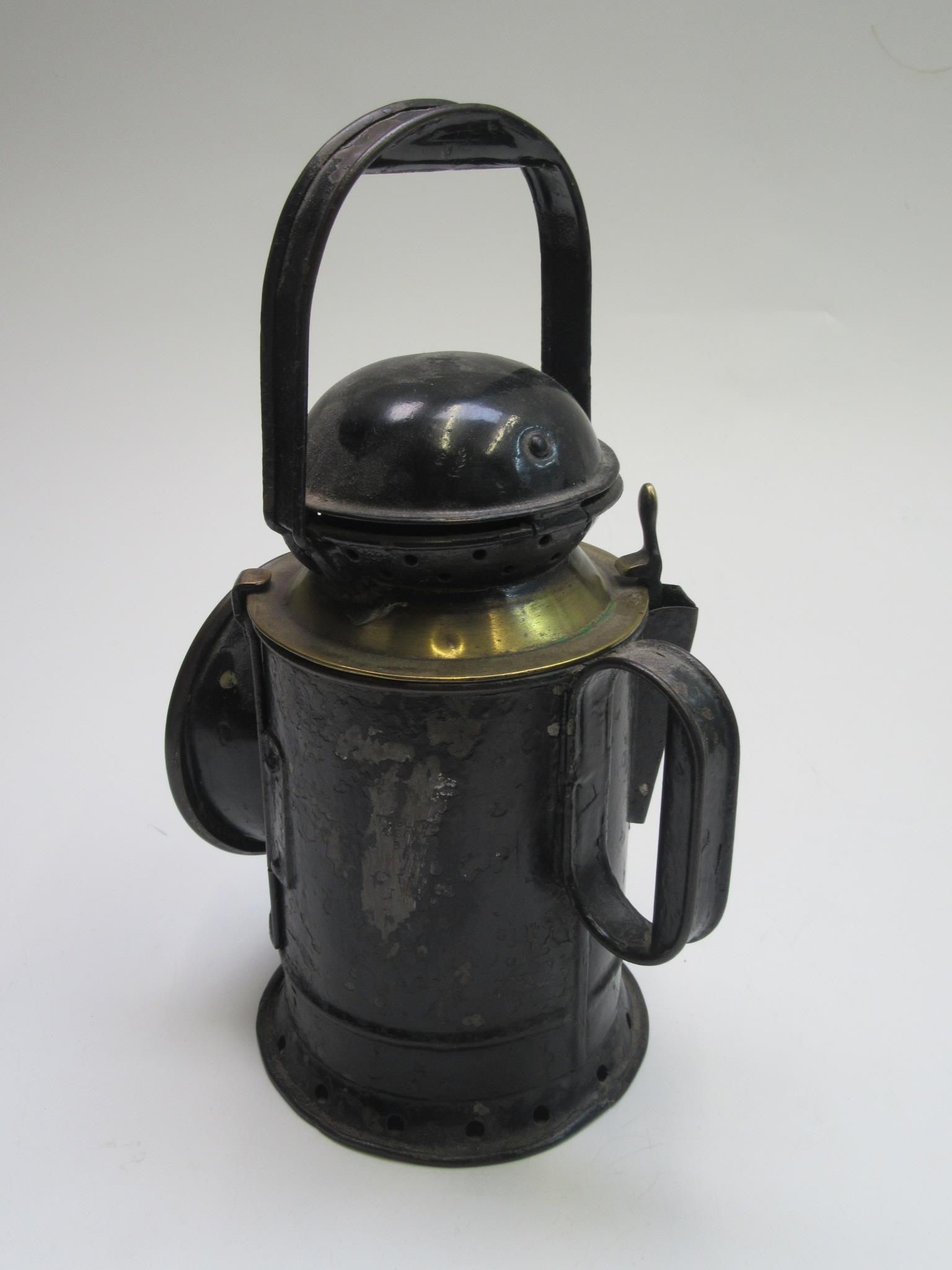 Lot 19 - A BR/WR railway signalling lamp, with blue
