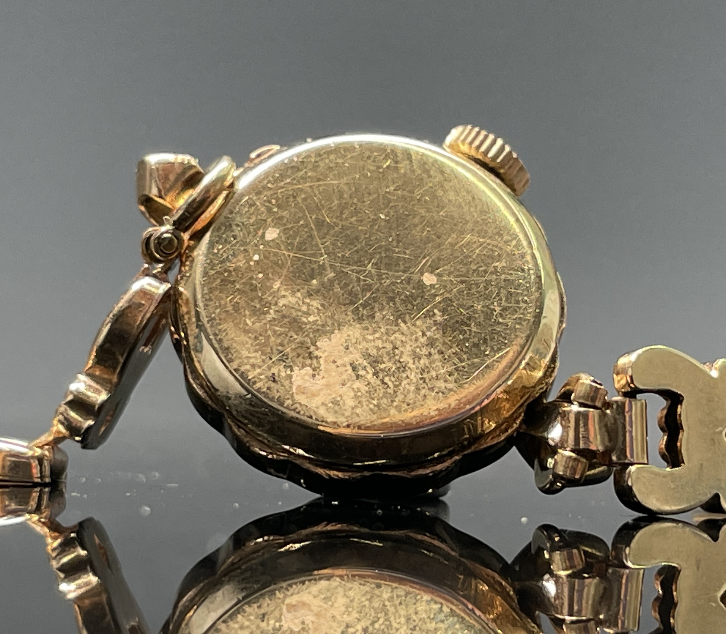 Lot 96 - A 9ct gold ladies wristwatch by Majex with