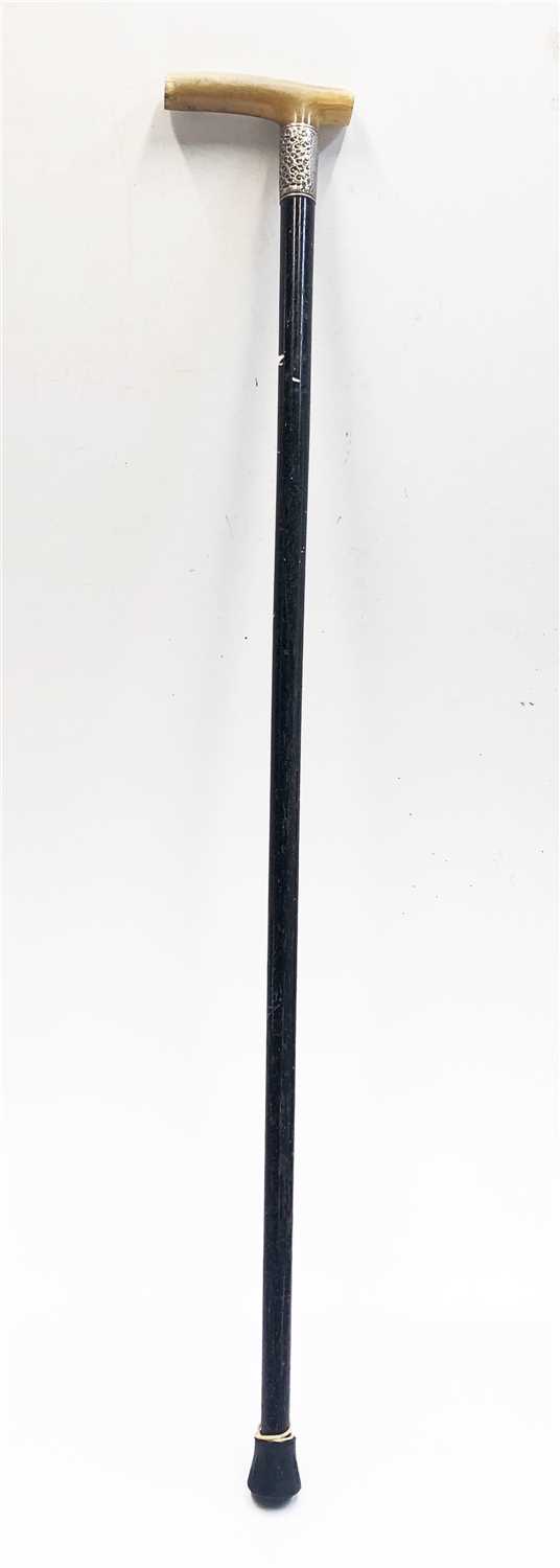 Lot 566 - An early 20th century walking cane with horn