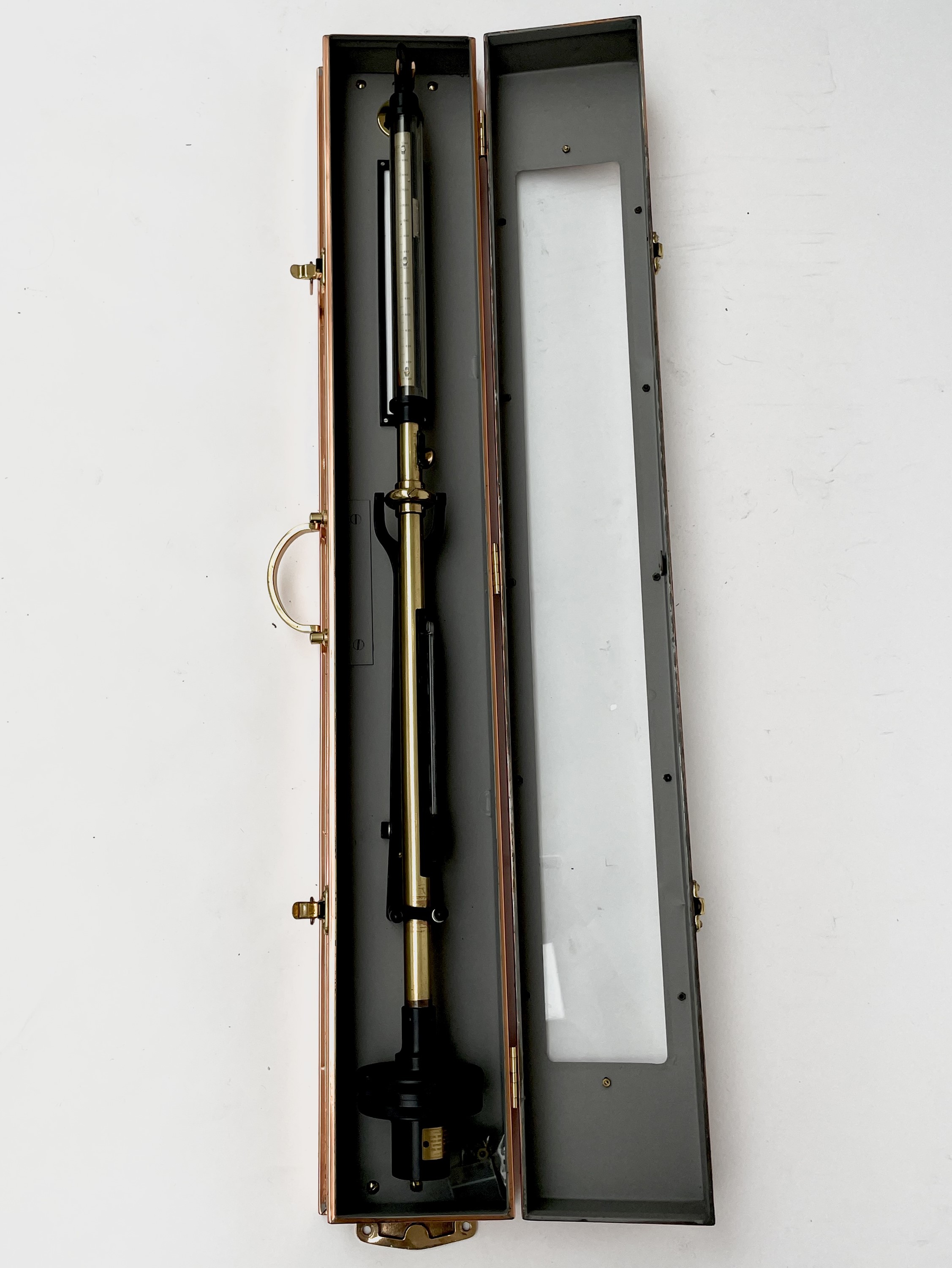 Lot 2910 - A maritime ship's fixed cistern barometer