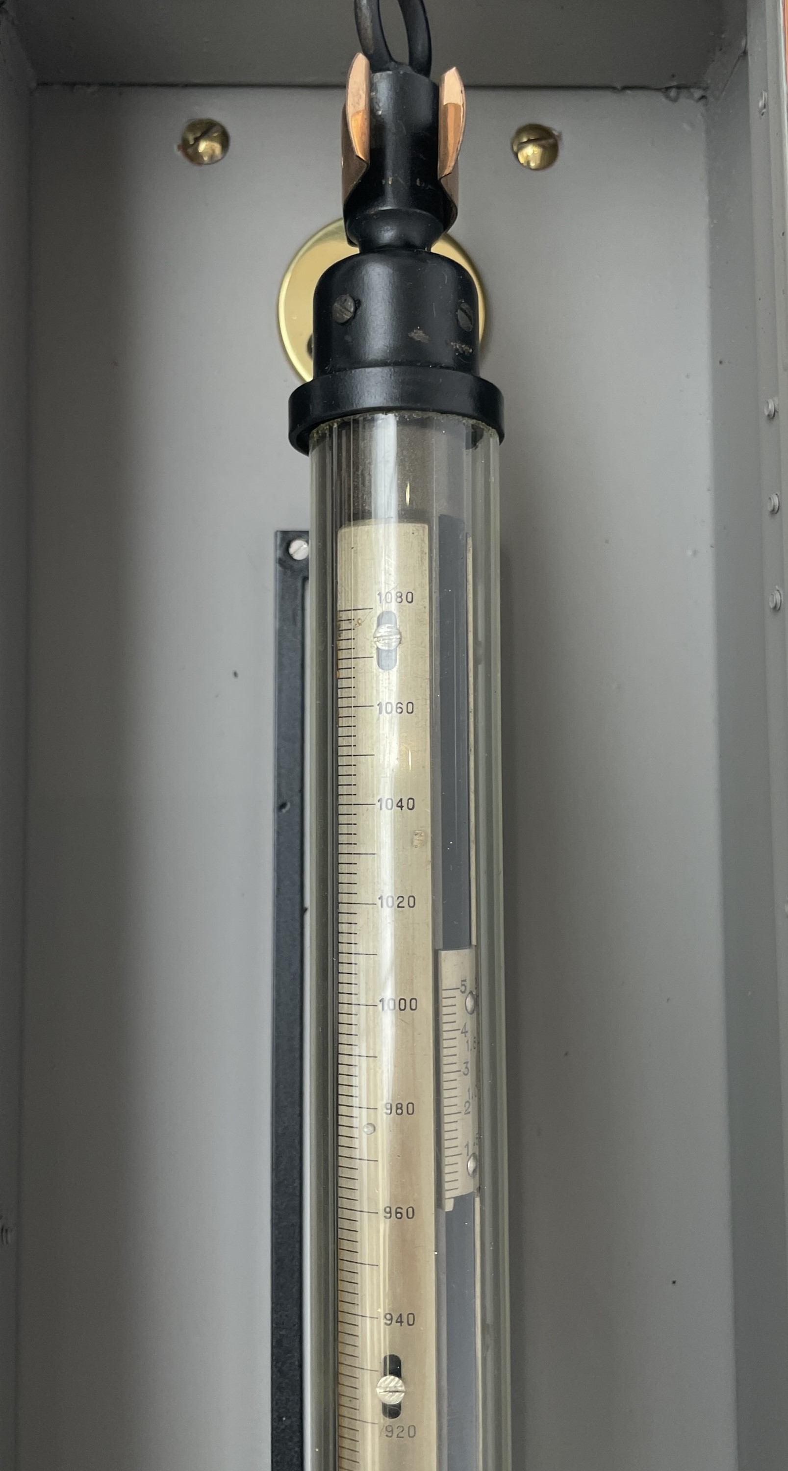 Lot 97 - A Maritime ship's fixed cistern barometer by