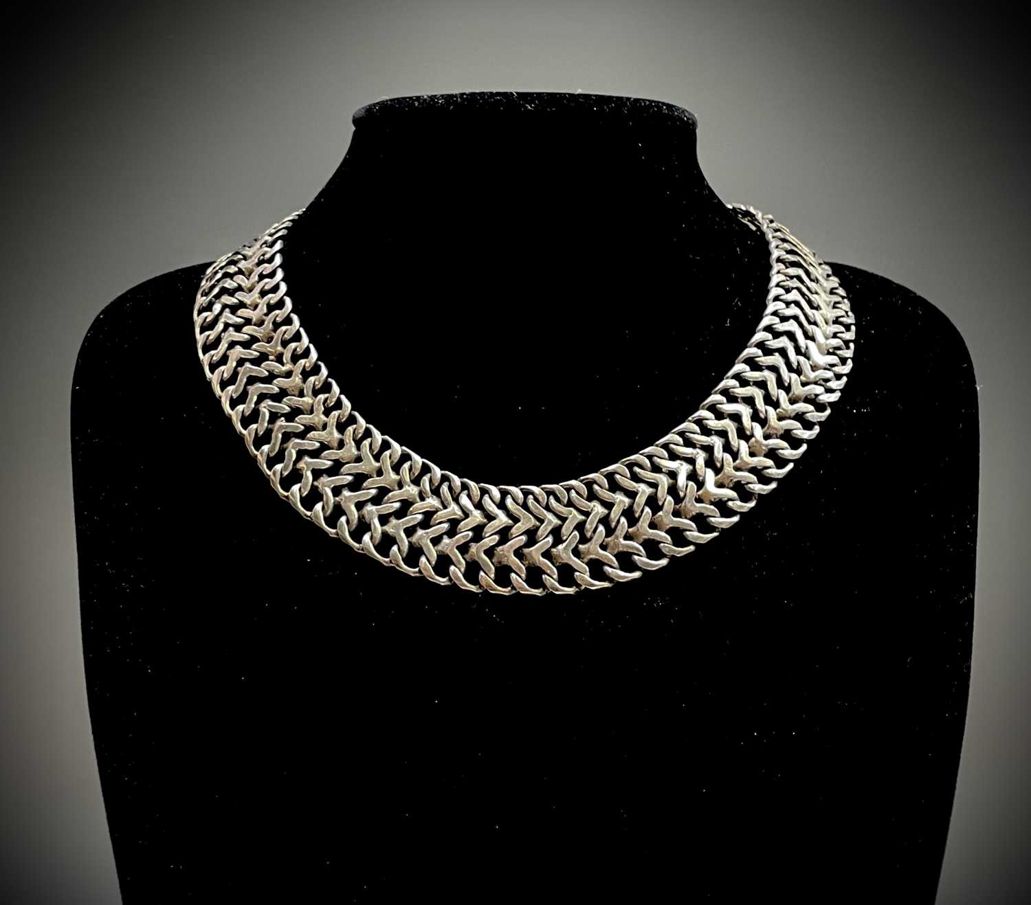 Lot 295 - A Mexican silver chain collar 103.5gm