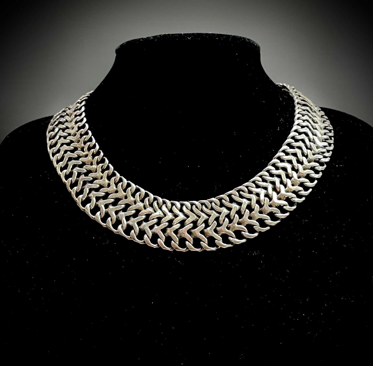 Lot 295 - A Mexican silver chain collar 103.5gm