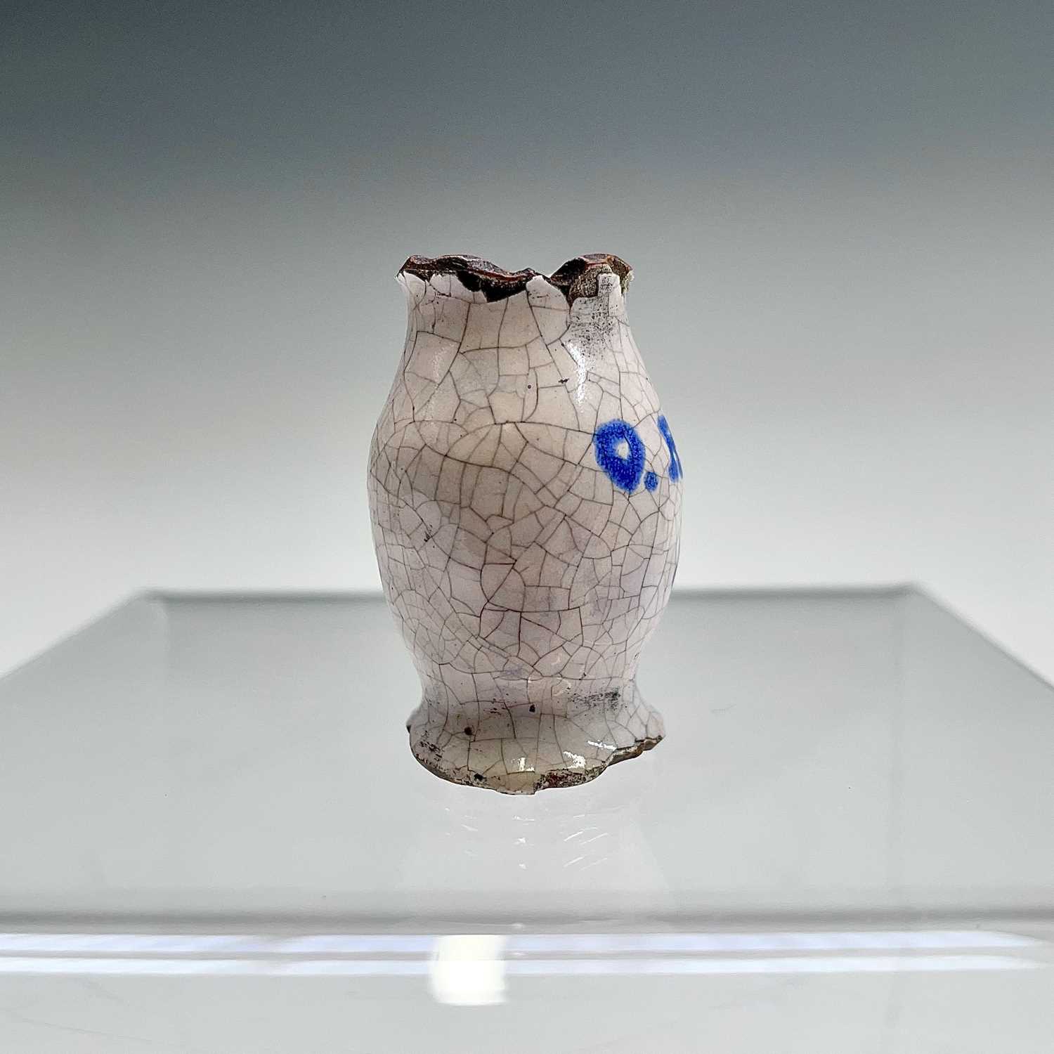 Lot 840 - A small Delft tin glazed ointment pot