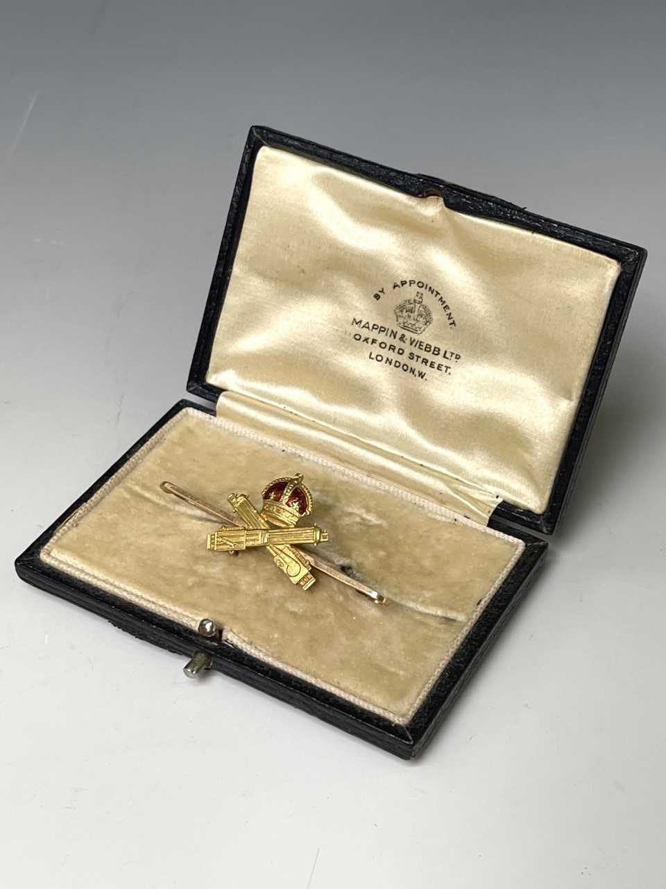 Lot 277 - Machine Gun Corps Gold Tie Pin / Sweetheart