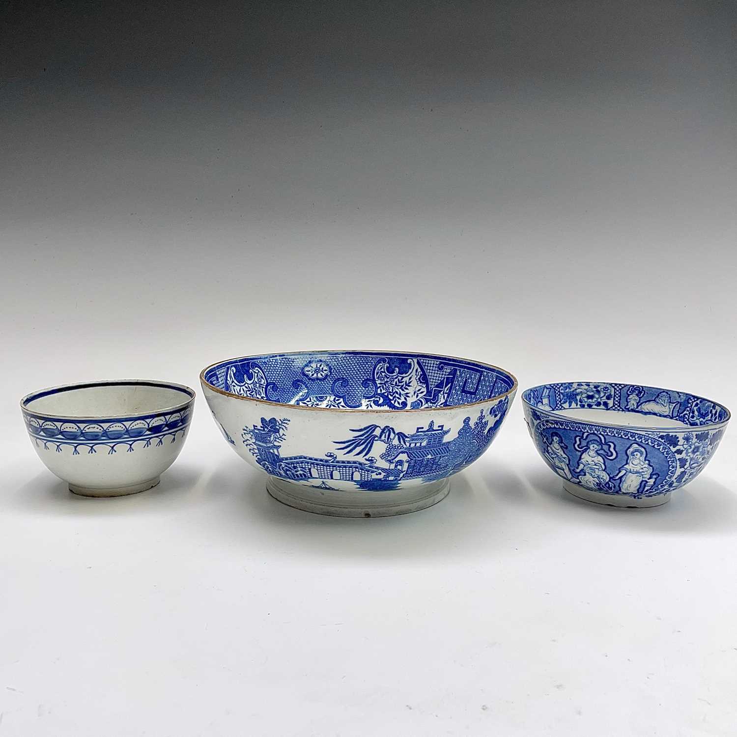 Lot 885 - A pearlware blue and white bowl, circa 1820,