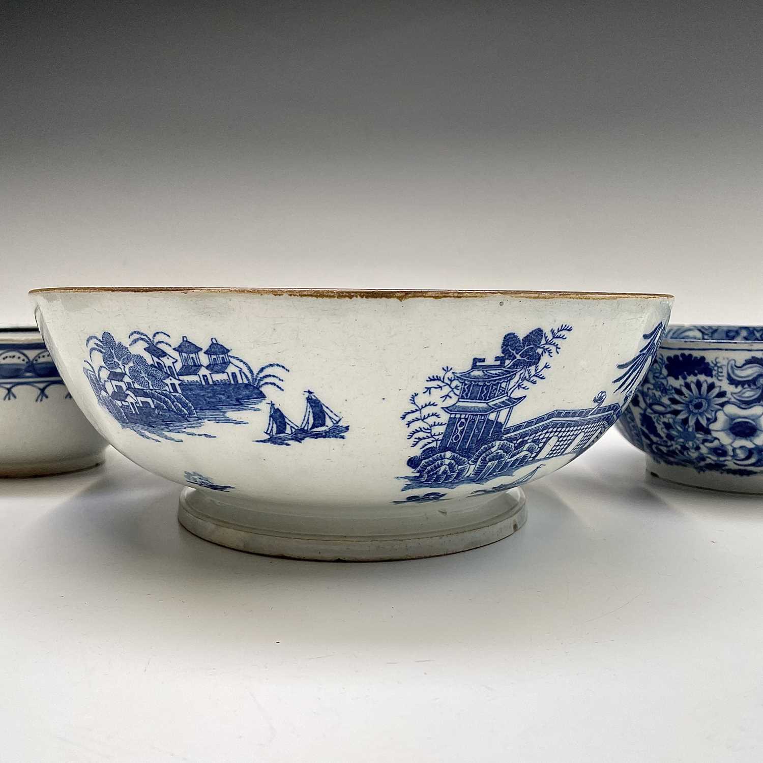 Lot 885 - A pearlware blue and white bowl, circa 1820,